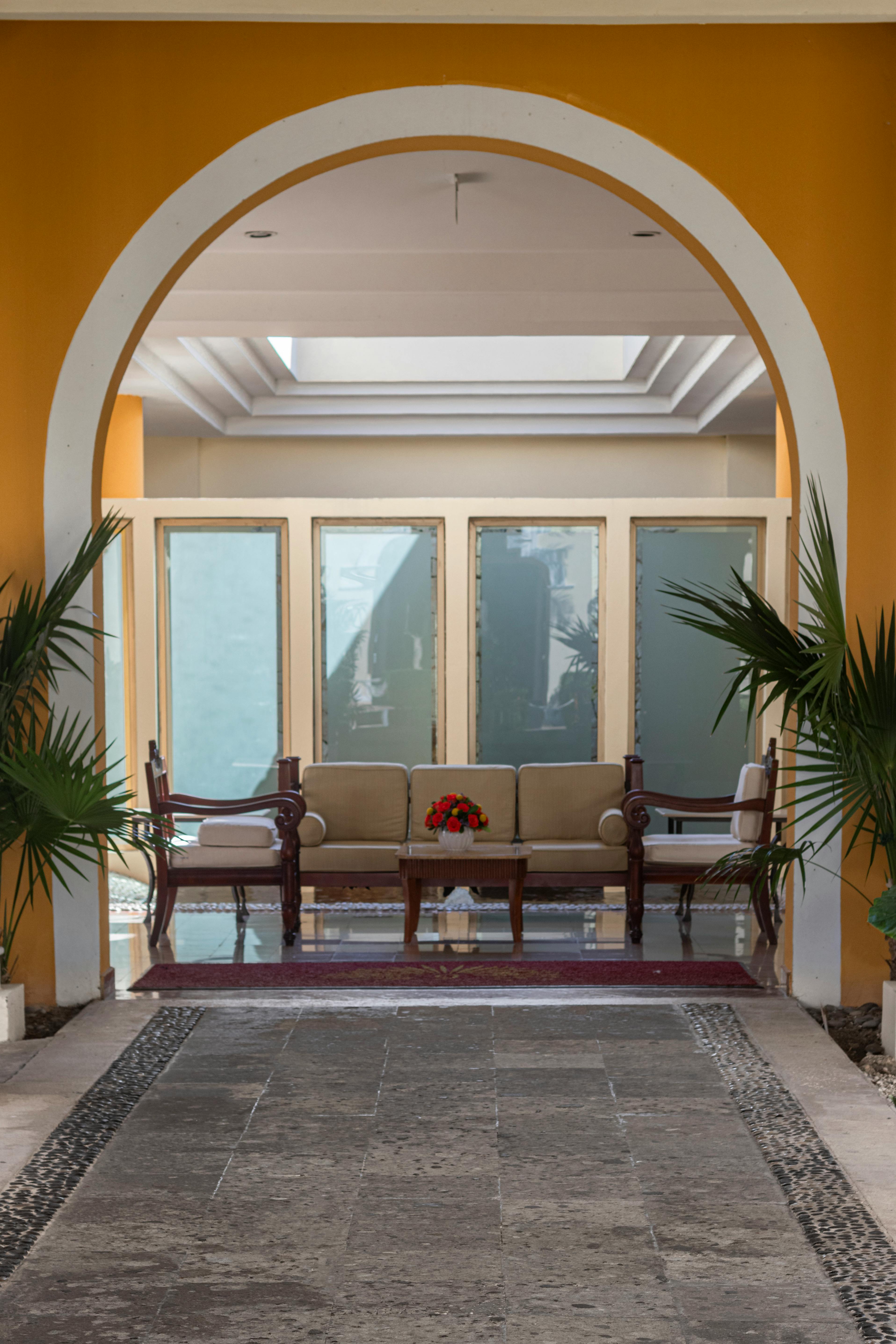 chairs near wall · Free Stock Photo