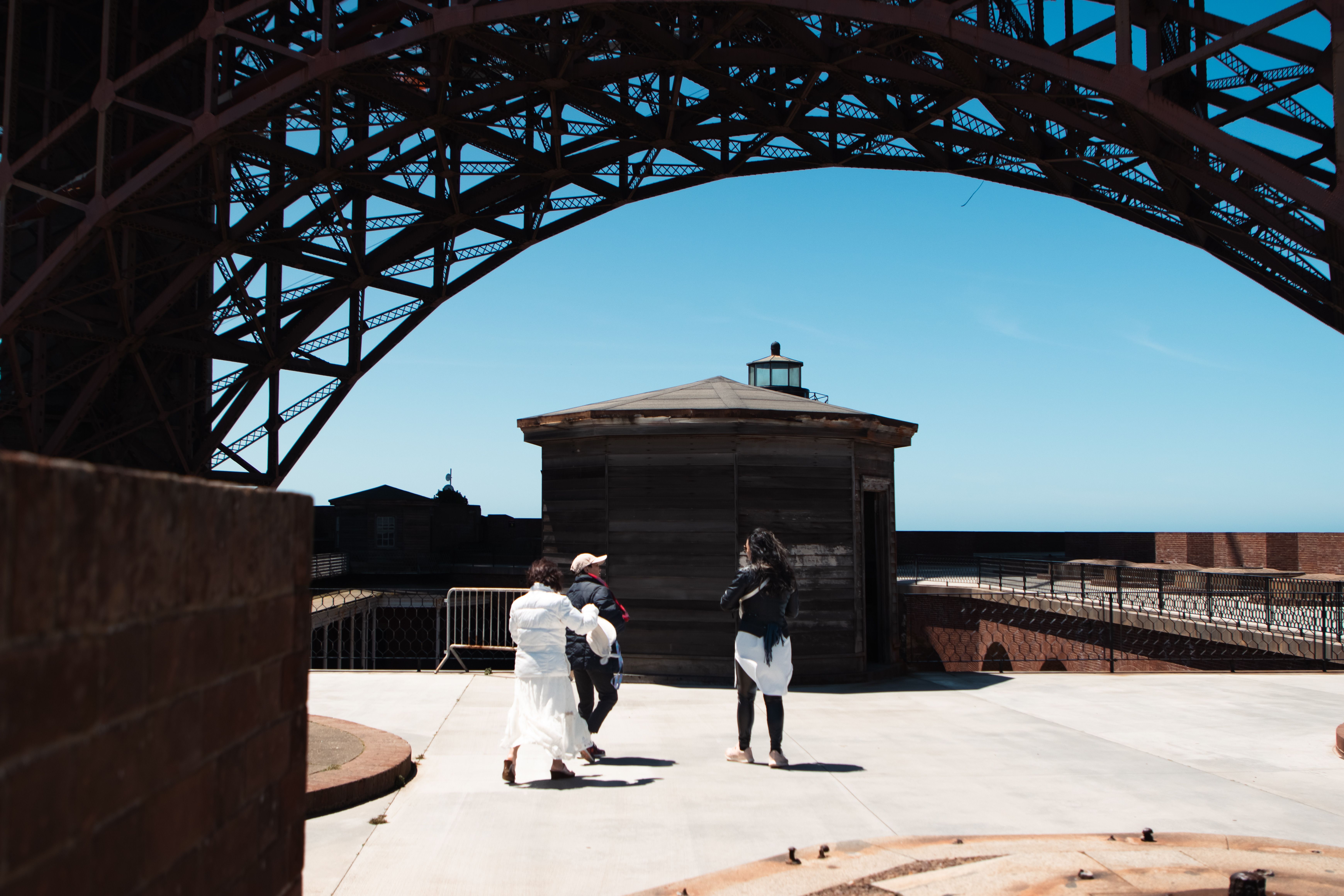 Two people are standing in front of a large structure · Free Stock Photo