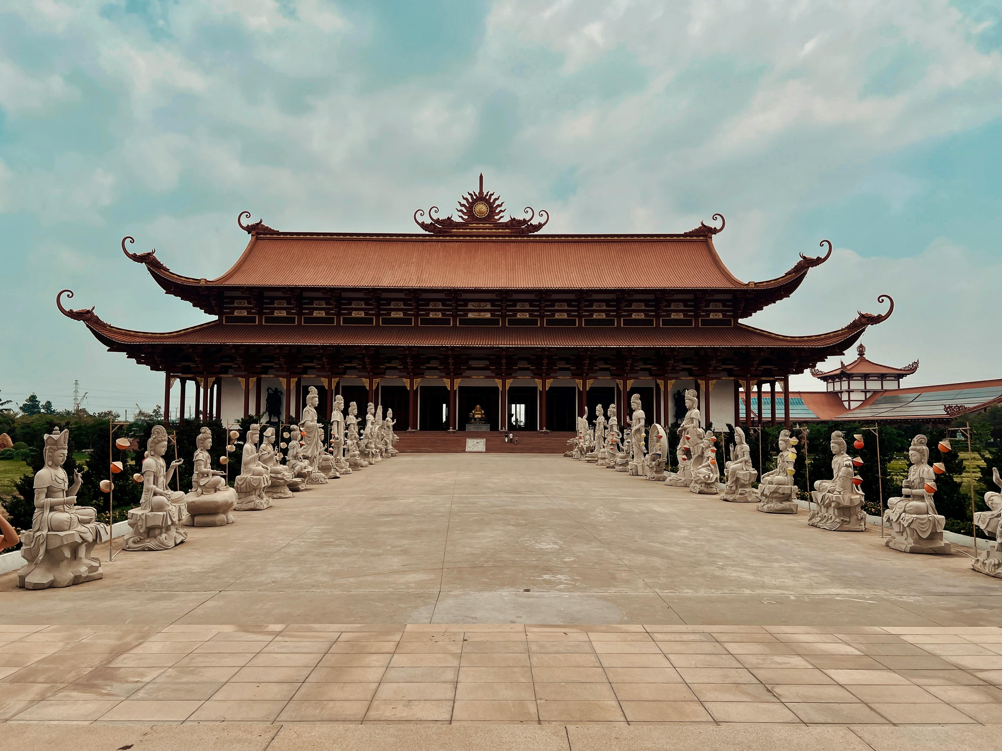 Gray and Green Building · Free Stock Photo