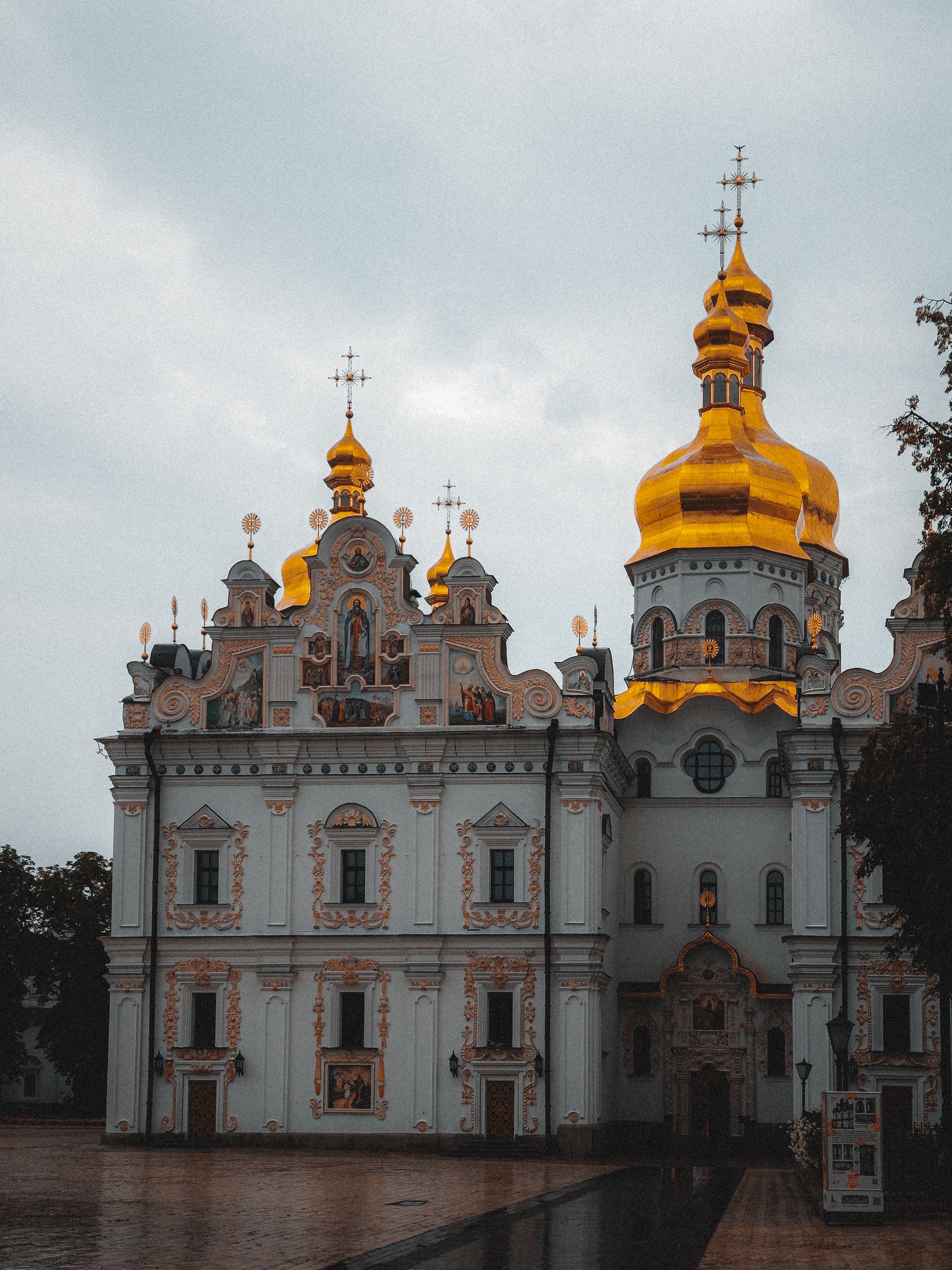 The golden domes of a church in the rain · Free Stock Photo