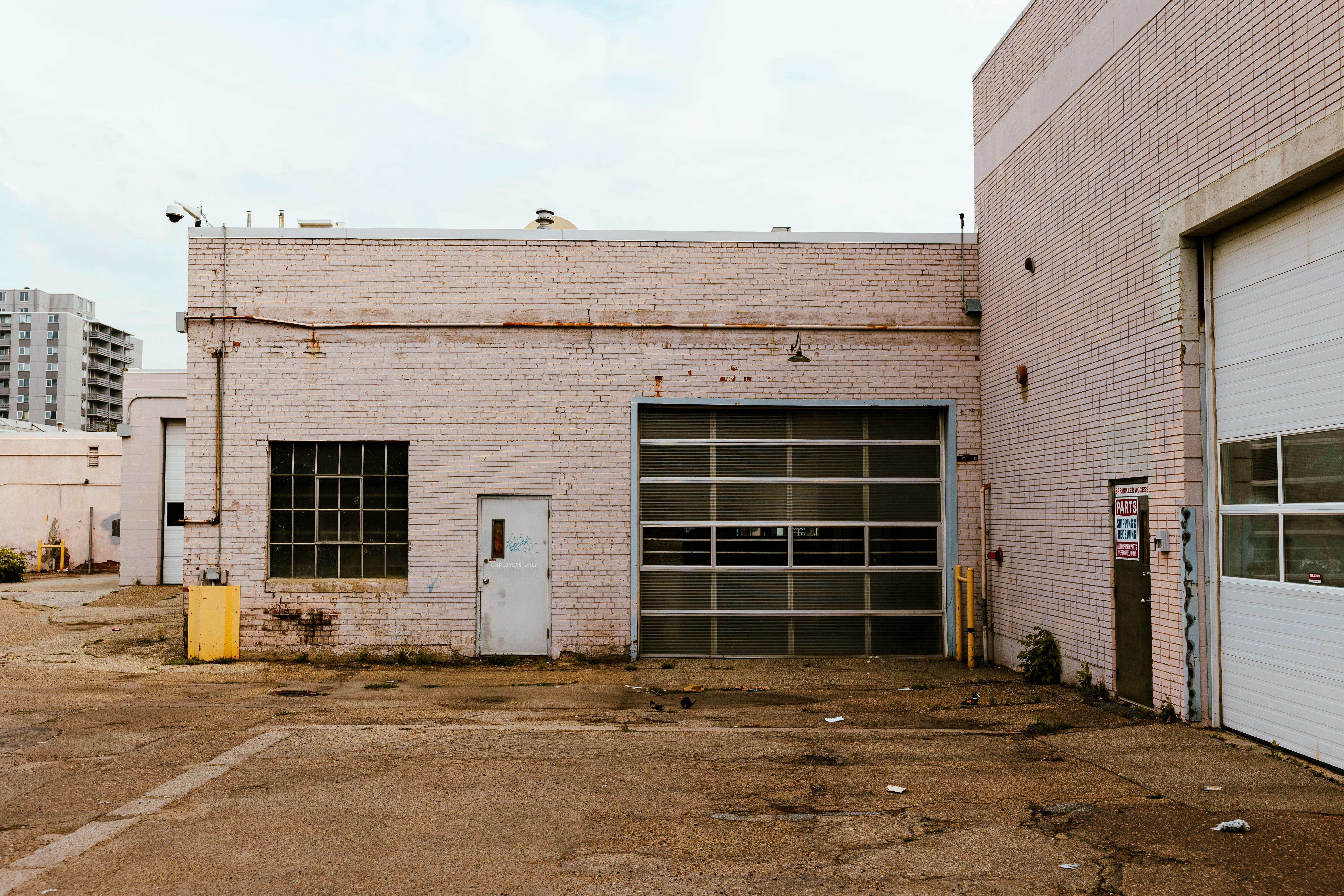 Abandoned Garage · Free Stock Photo