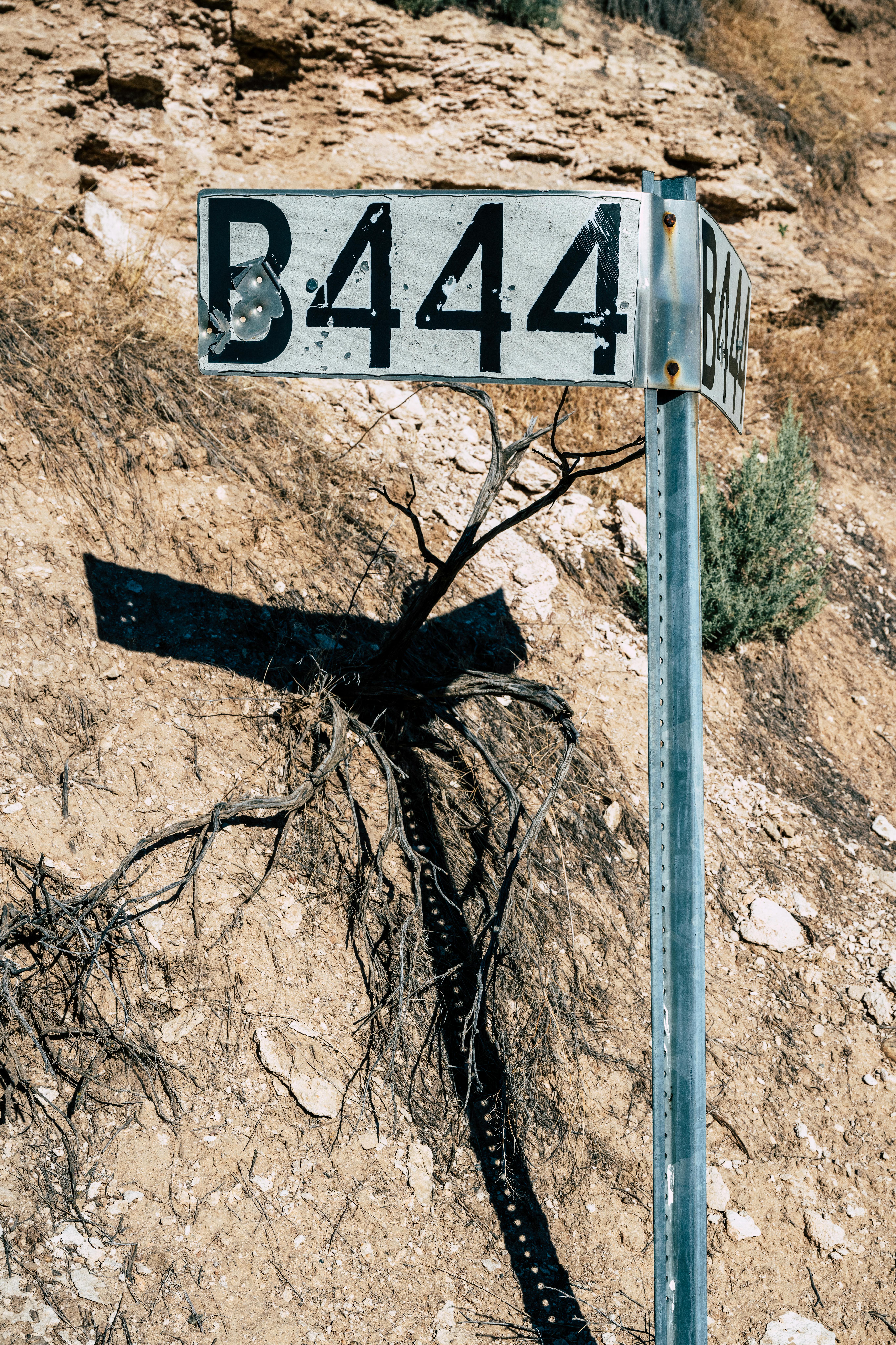 A street sign with a number on it · Free Stock Photo