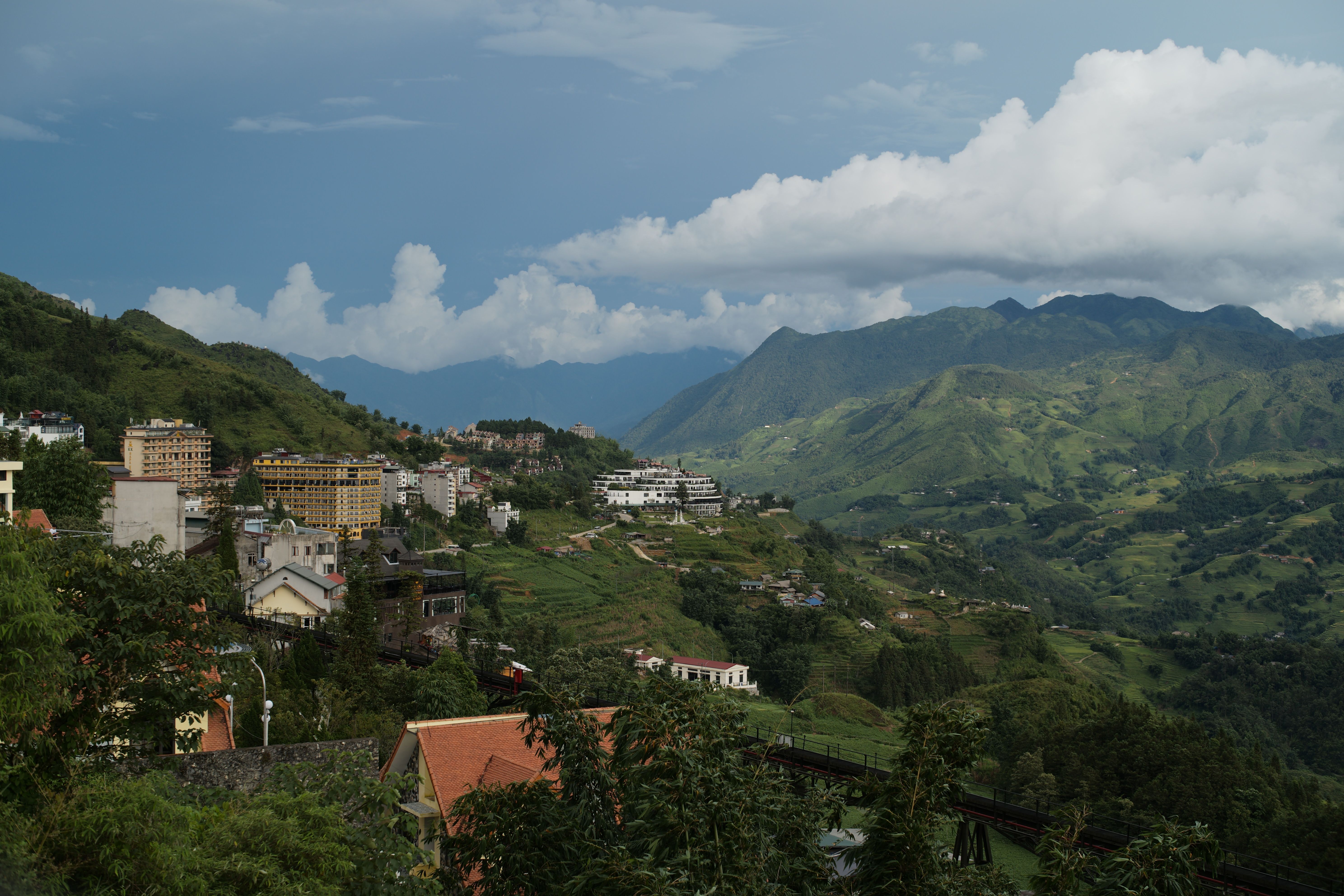 A view of a small village in the mountains · Free Stock Photo