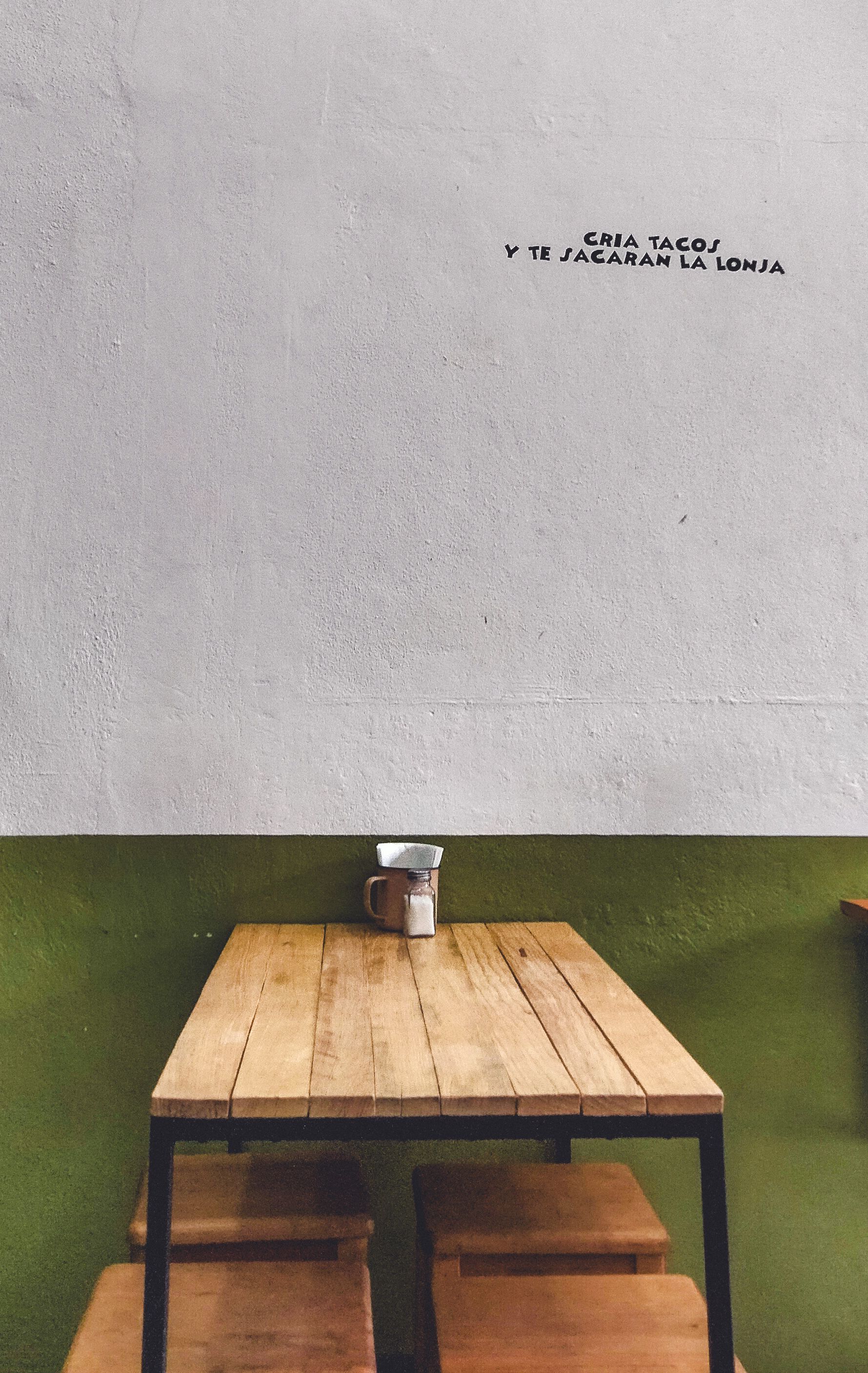 A table with a sign on it that says, the table is empty · Free Stock Photo