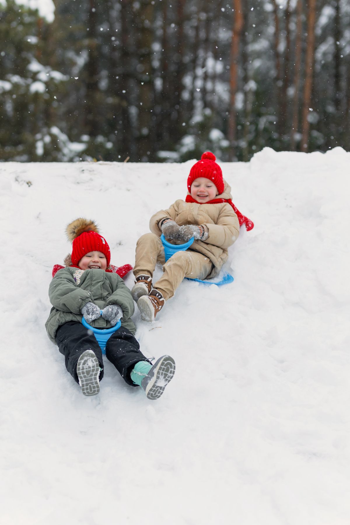 Kids Playing In The Snow Photos, Download The BEST Free Kids Playing In ...