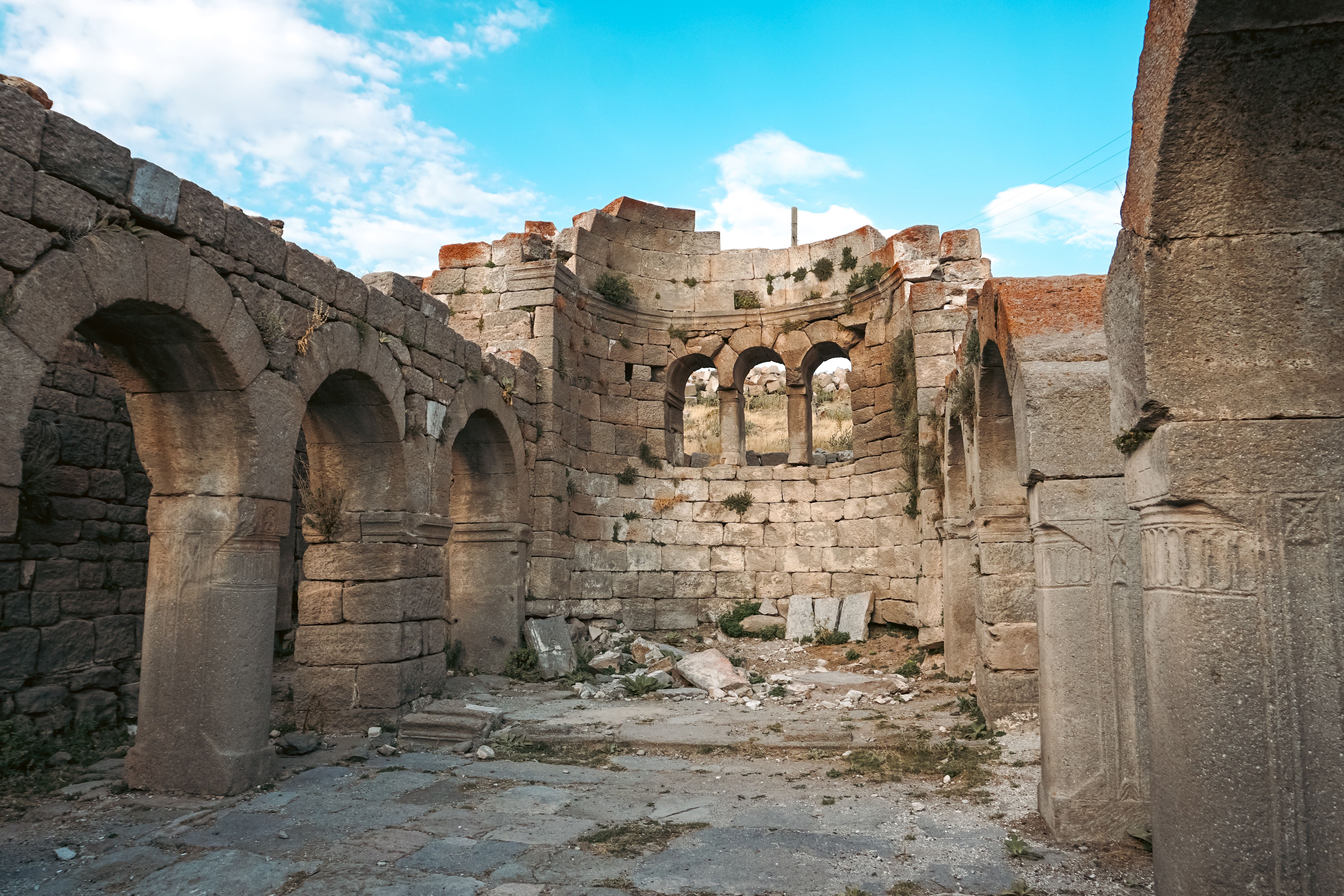 The ruins of an old building with arches · Free Stock Photo