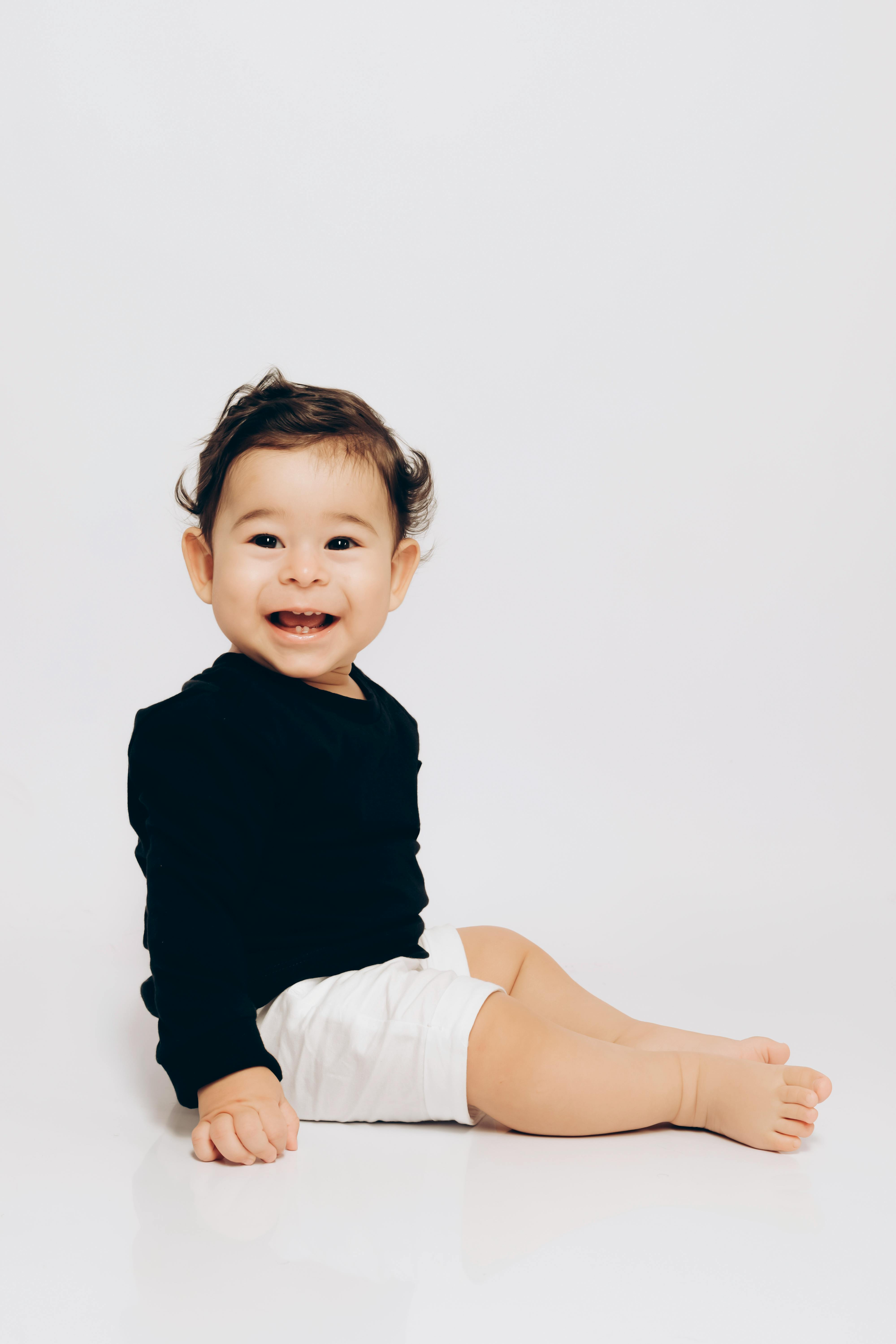 Toddler Sitting While Smiling · Free Stock Photo