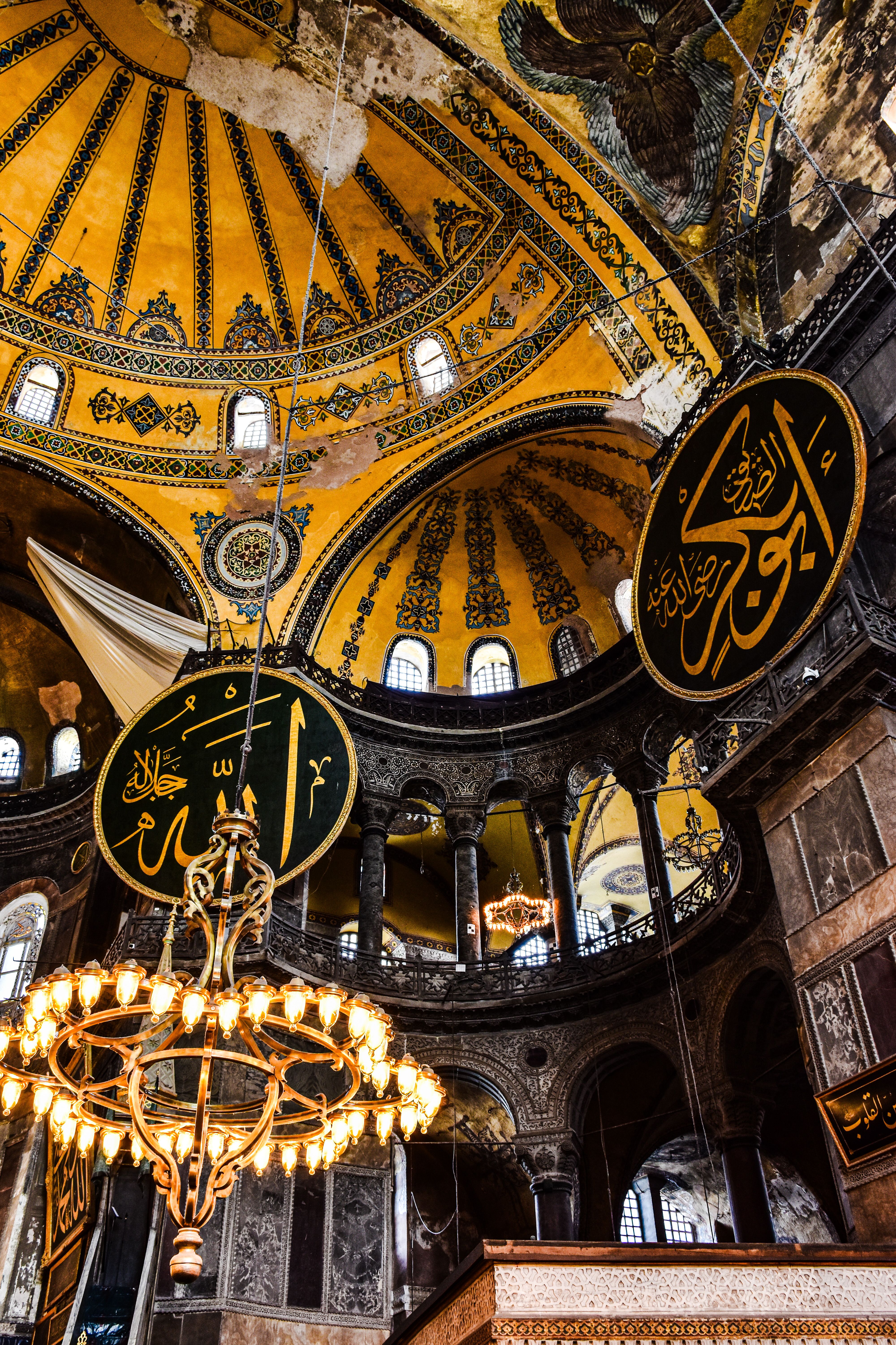 The interior of a mosque with gold and gold · Free Stock Photo