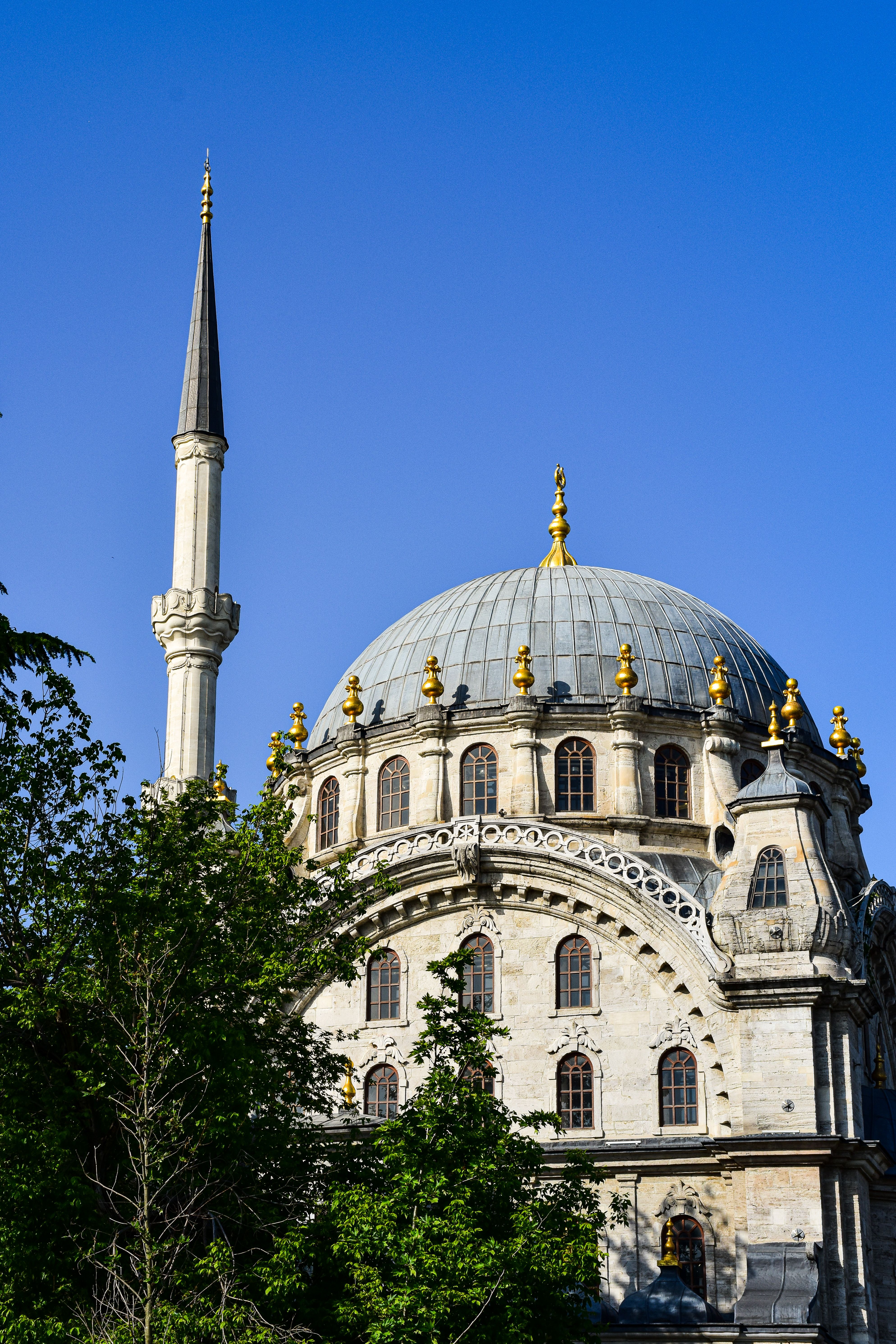 A large white building with a dome and two tall towers · Free Stock Photo