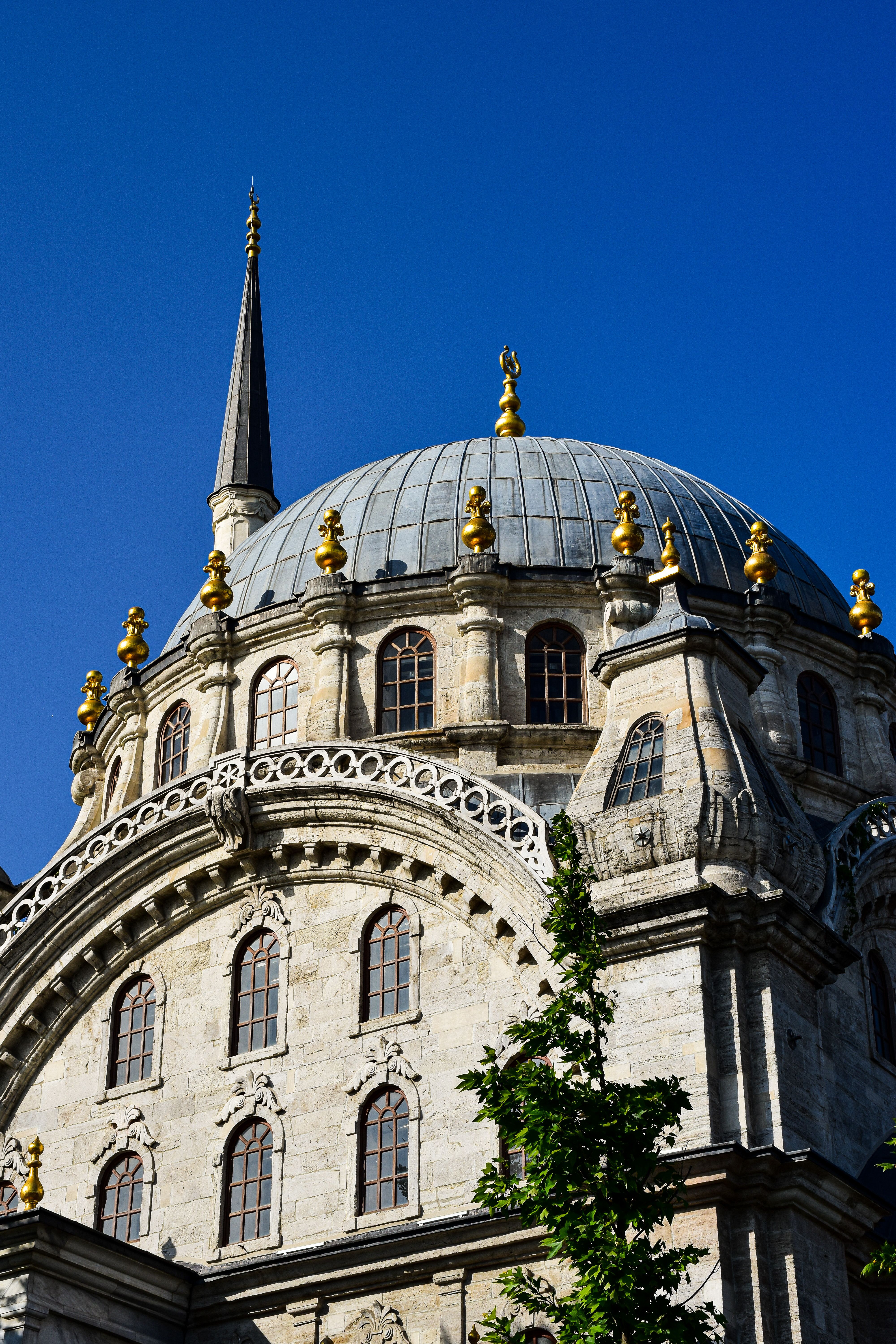 A large building with a dome and two towers · Free Stock Photo