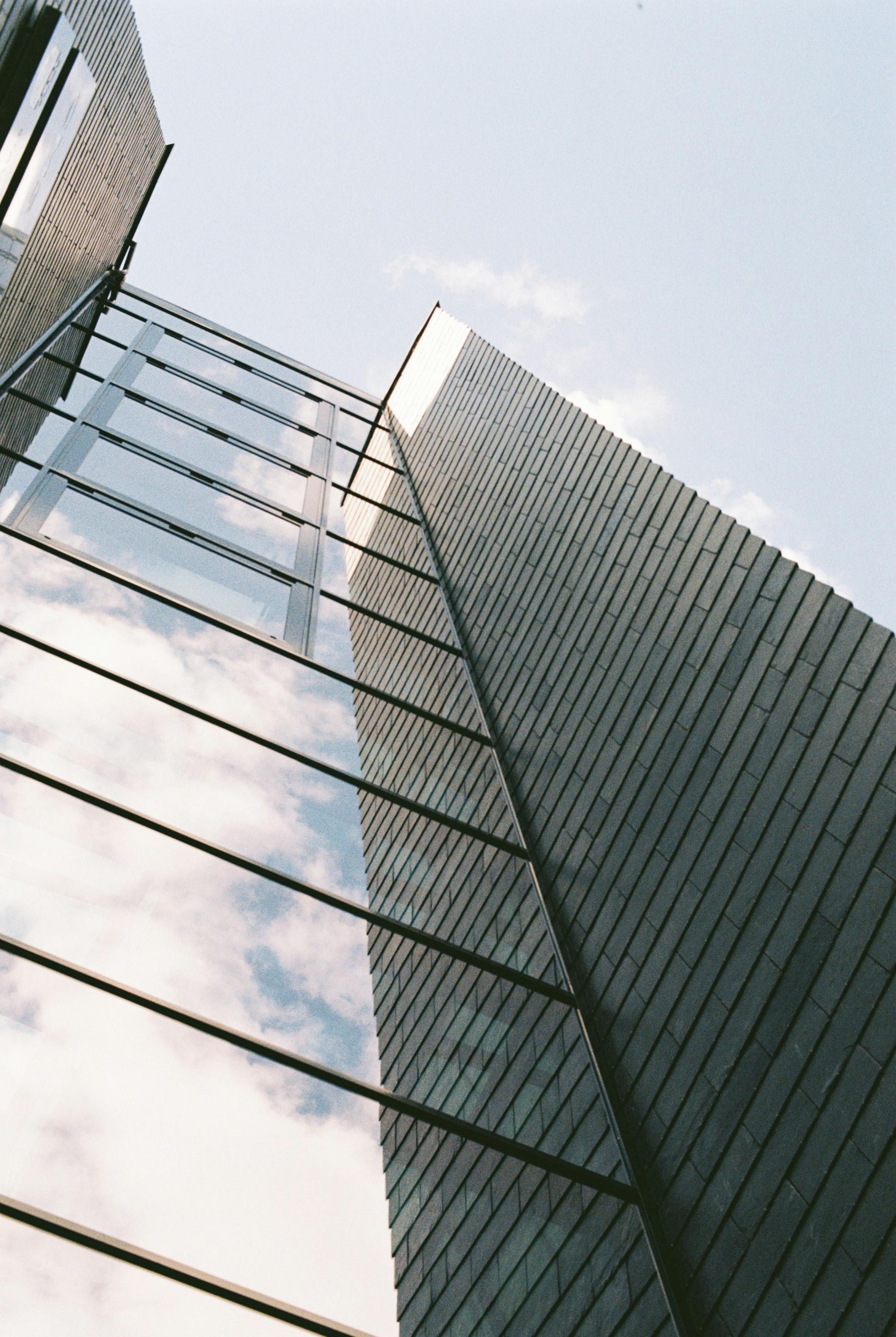 A tall building with a sky reflection · Free Stock Photo