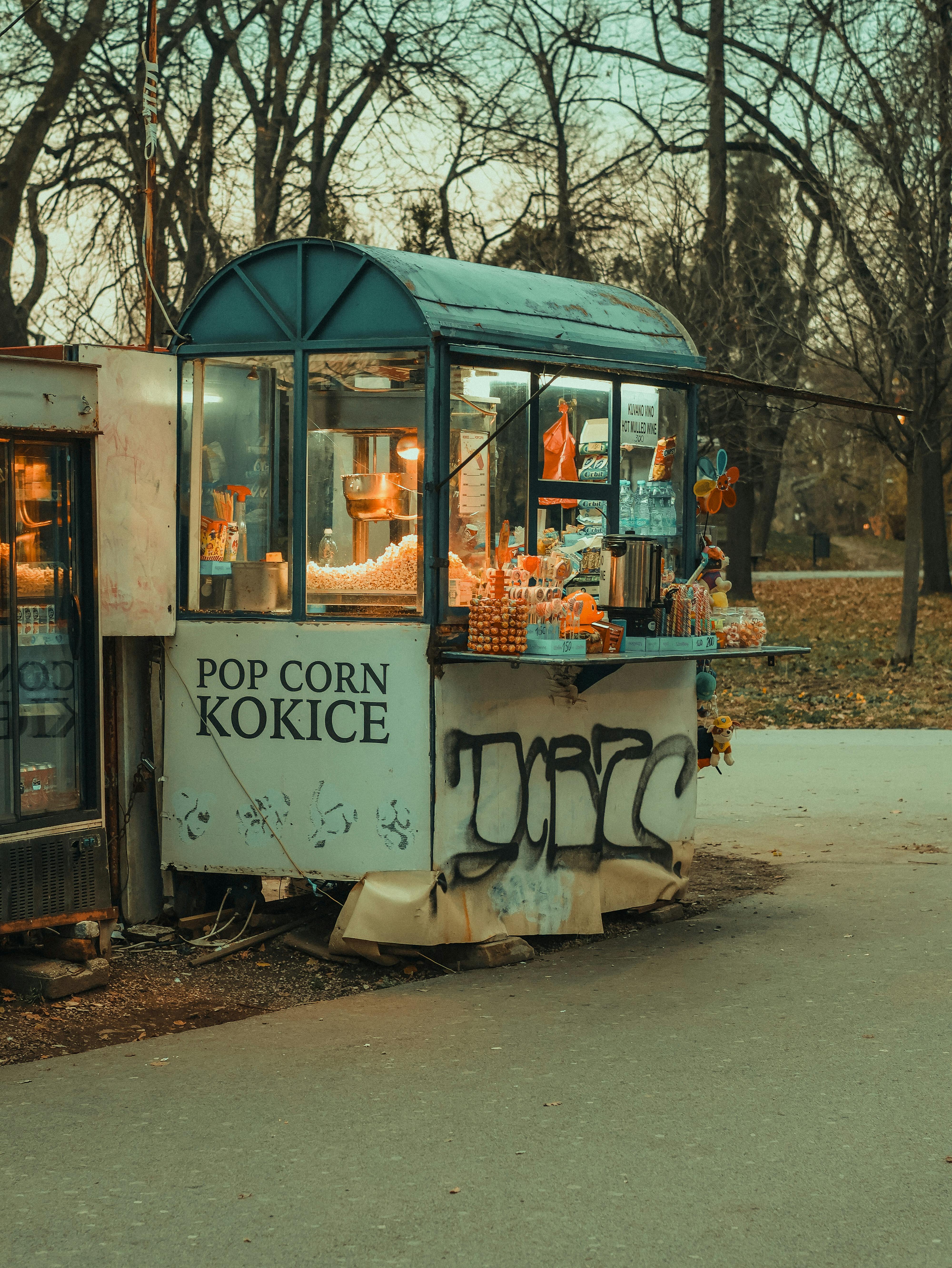 A food stand with a sign that says pop corn krok · Free Stock Photo