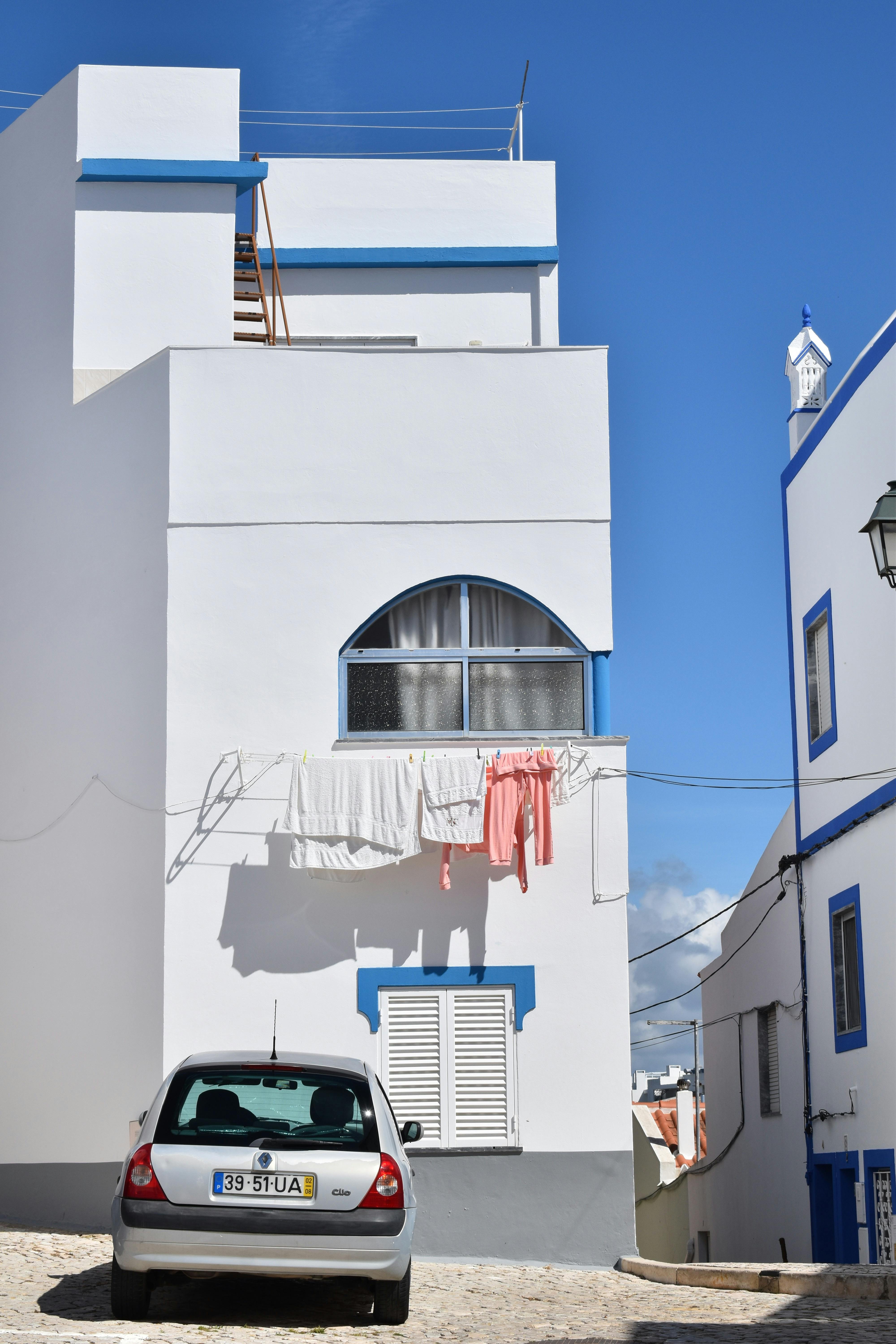 Car in Front of White House Building · Free Stock Photo