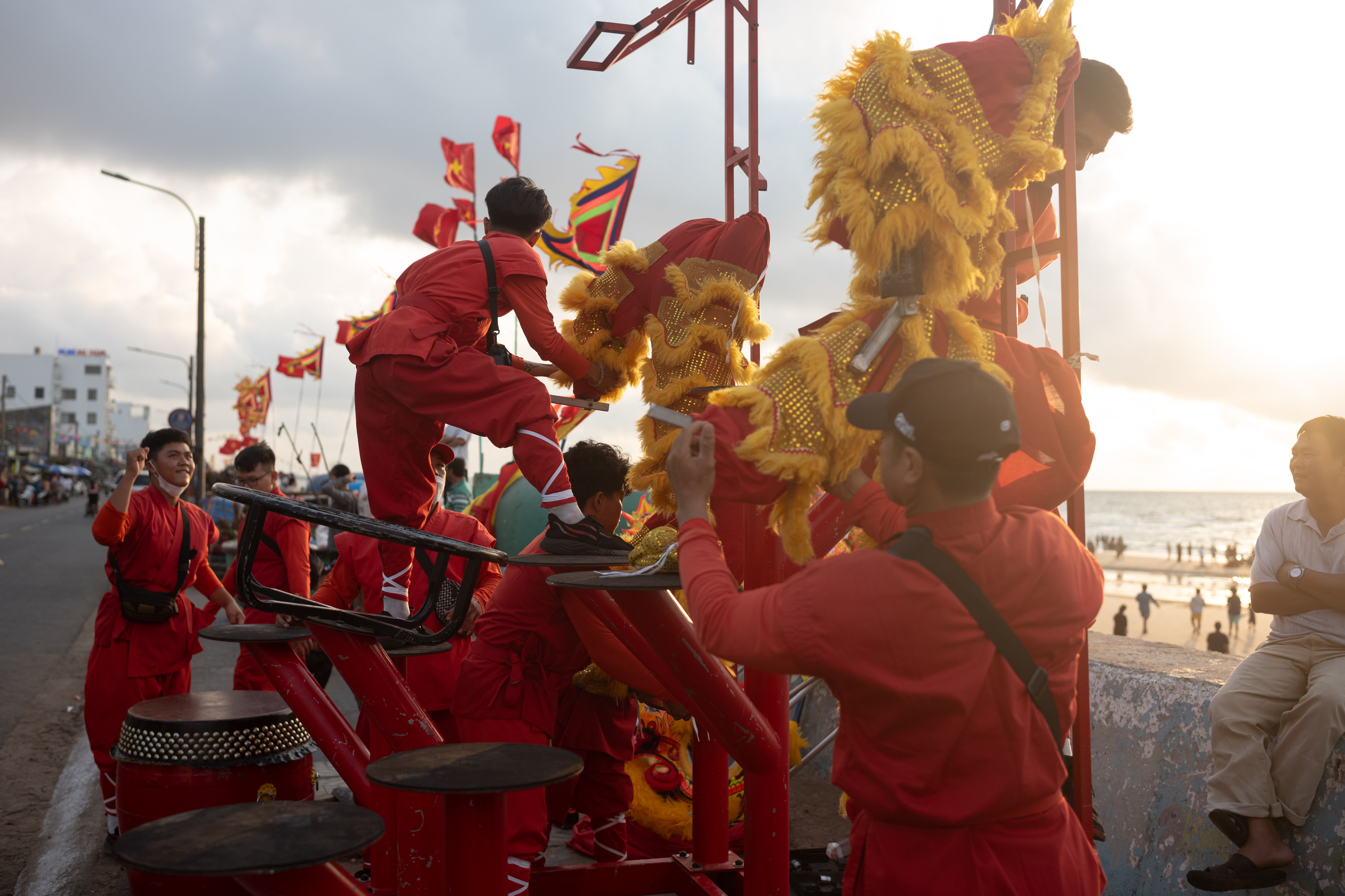 A group of people in red costumes are performing · Free Stock Photo