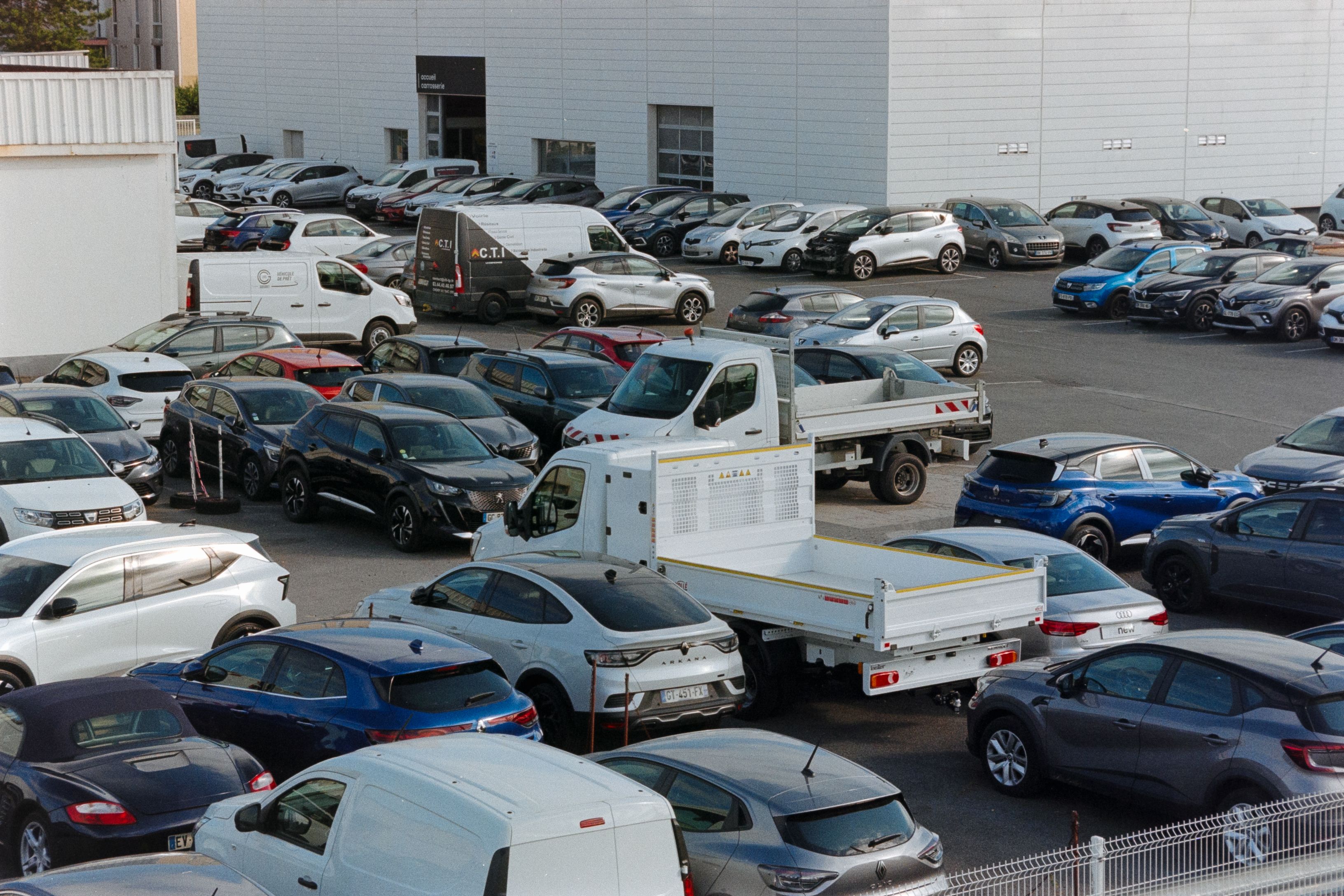 A large parking lot with many cars parked in it · Free Stock Photo