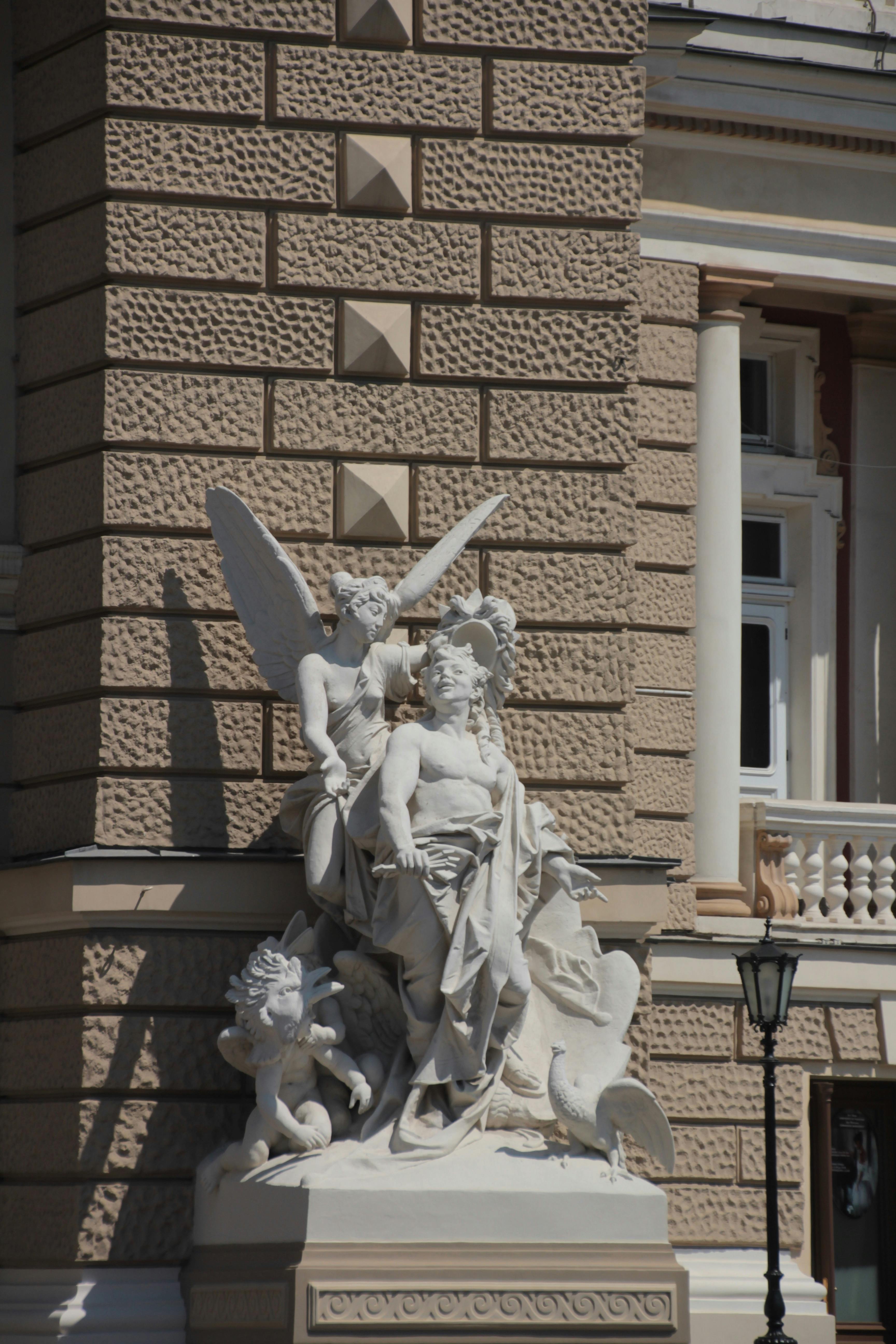 Statue of the three angels in front of the building · Free Stock Photo