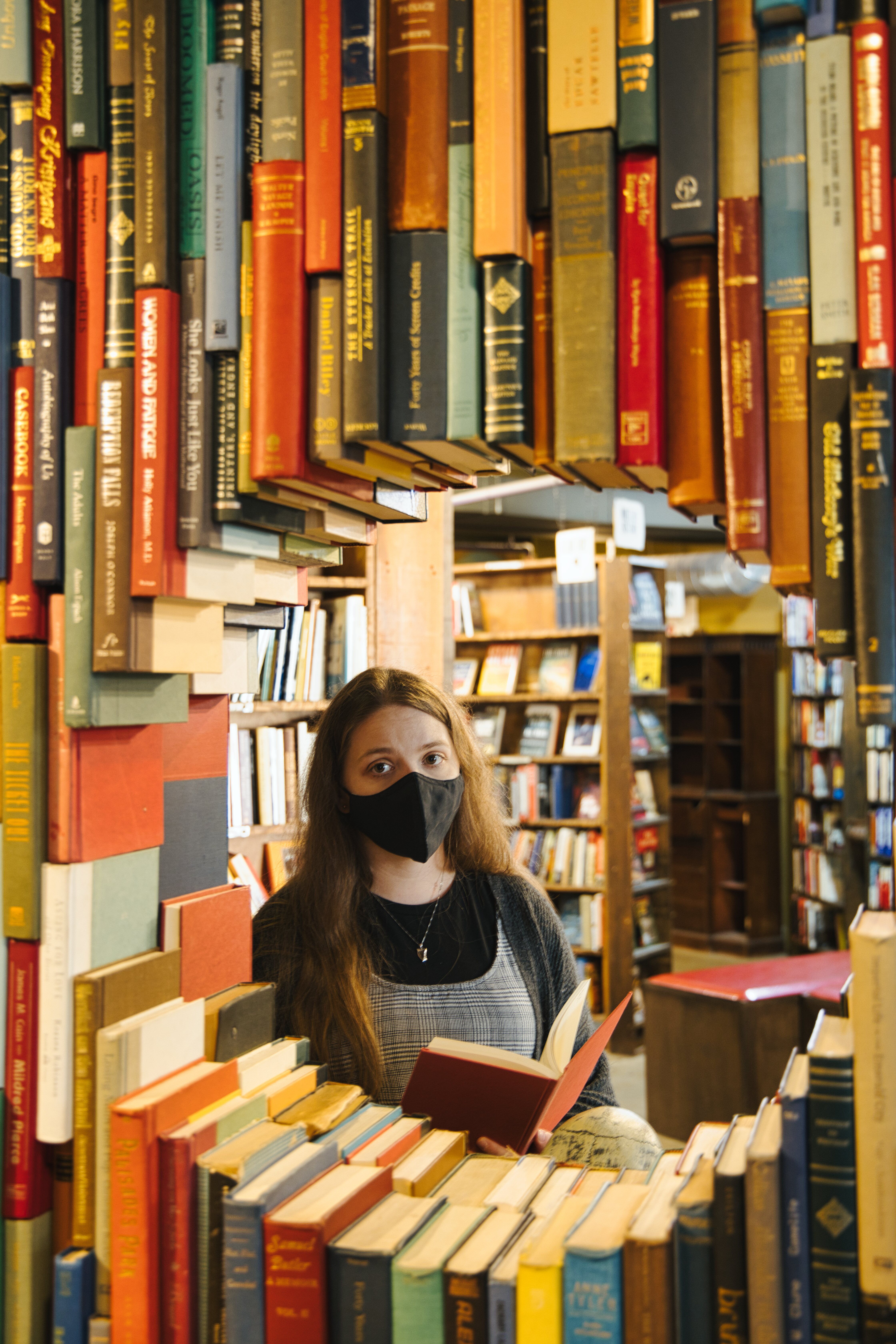 Foto De Livros Em Escala De Cinza · Foto profissional gratuita
