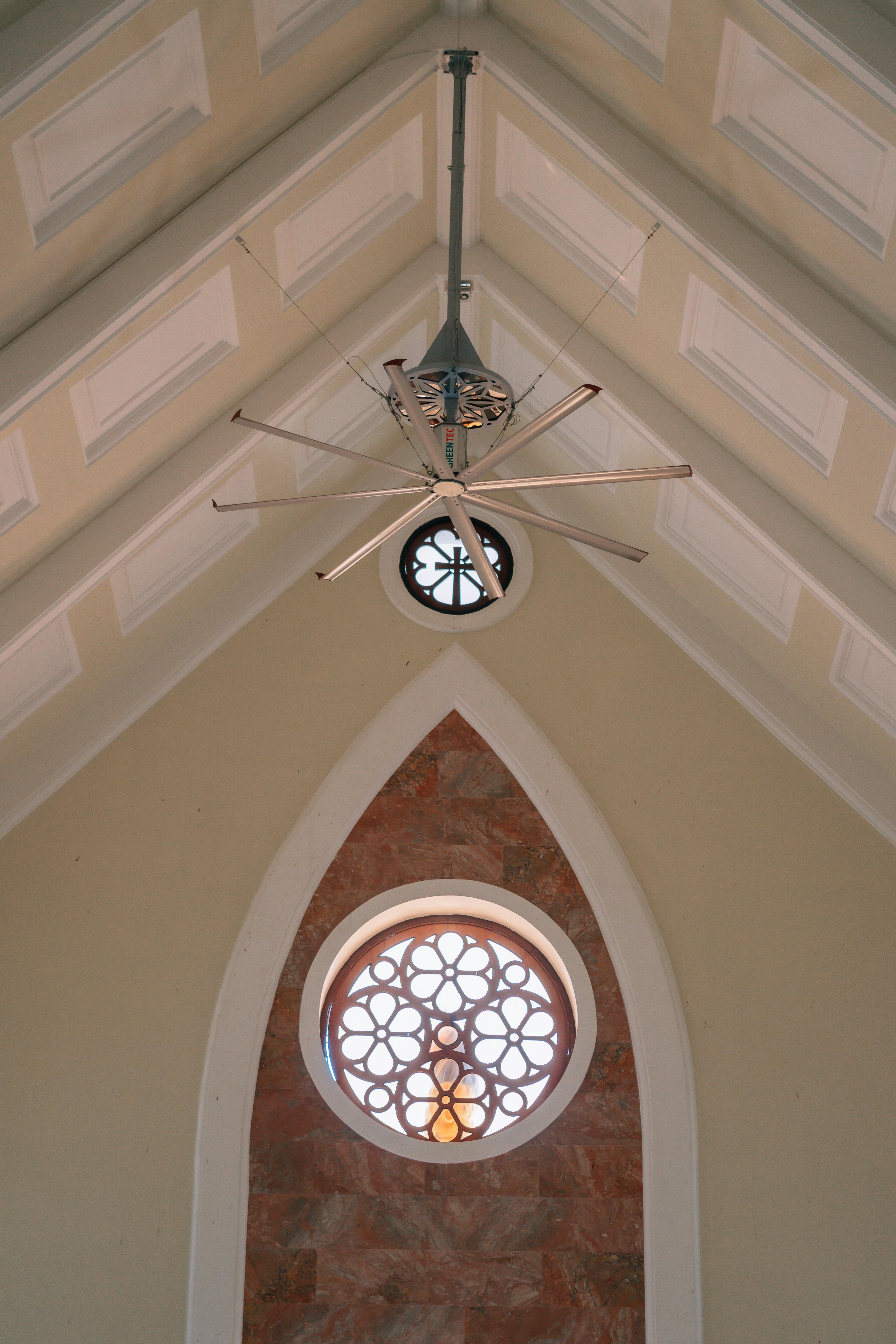 A ceiling fan with a window in the middle of it · Free Stock Photo