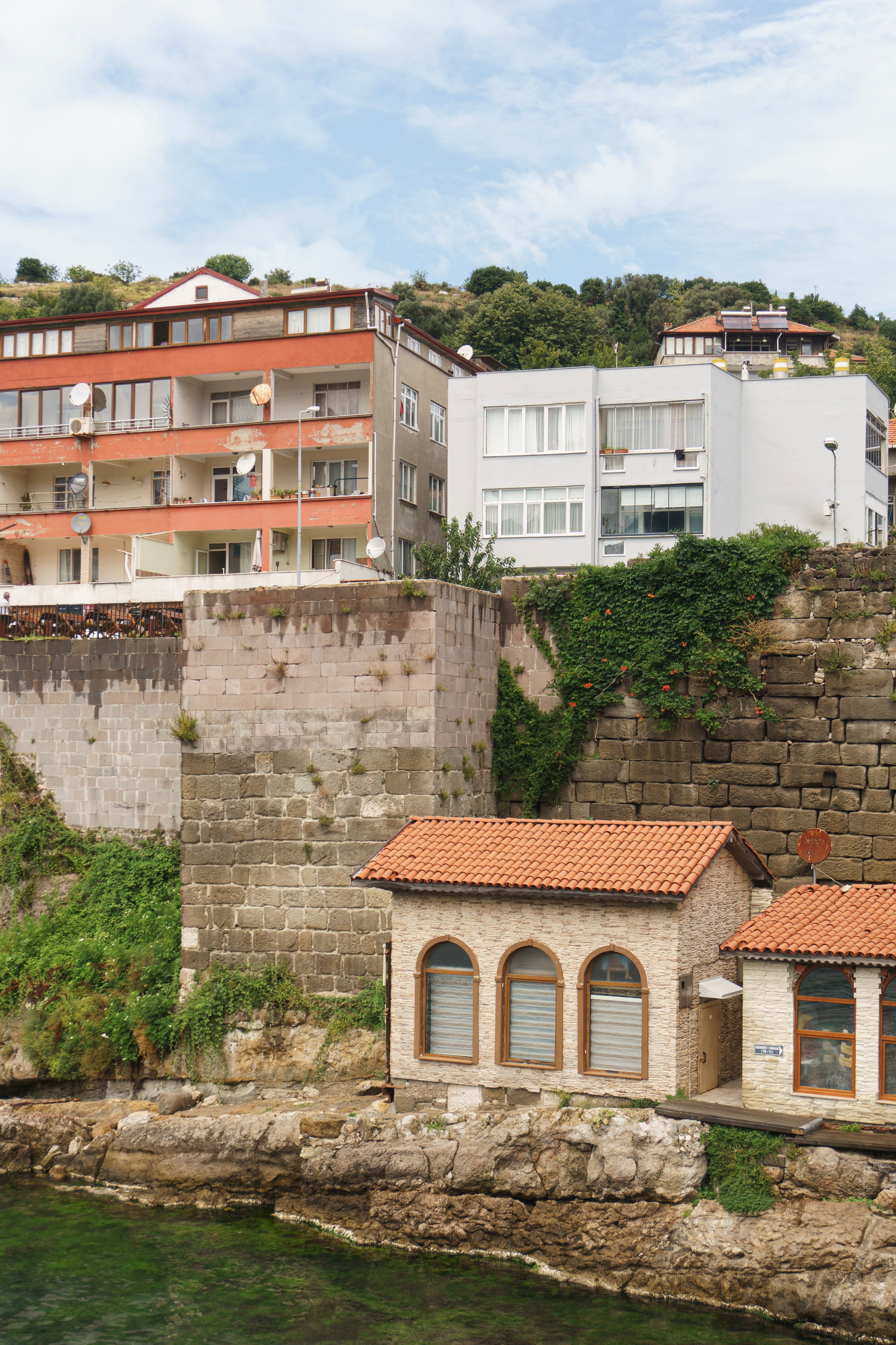 A house on the side of a cliff overlooking the sea · Free Stock Photo