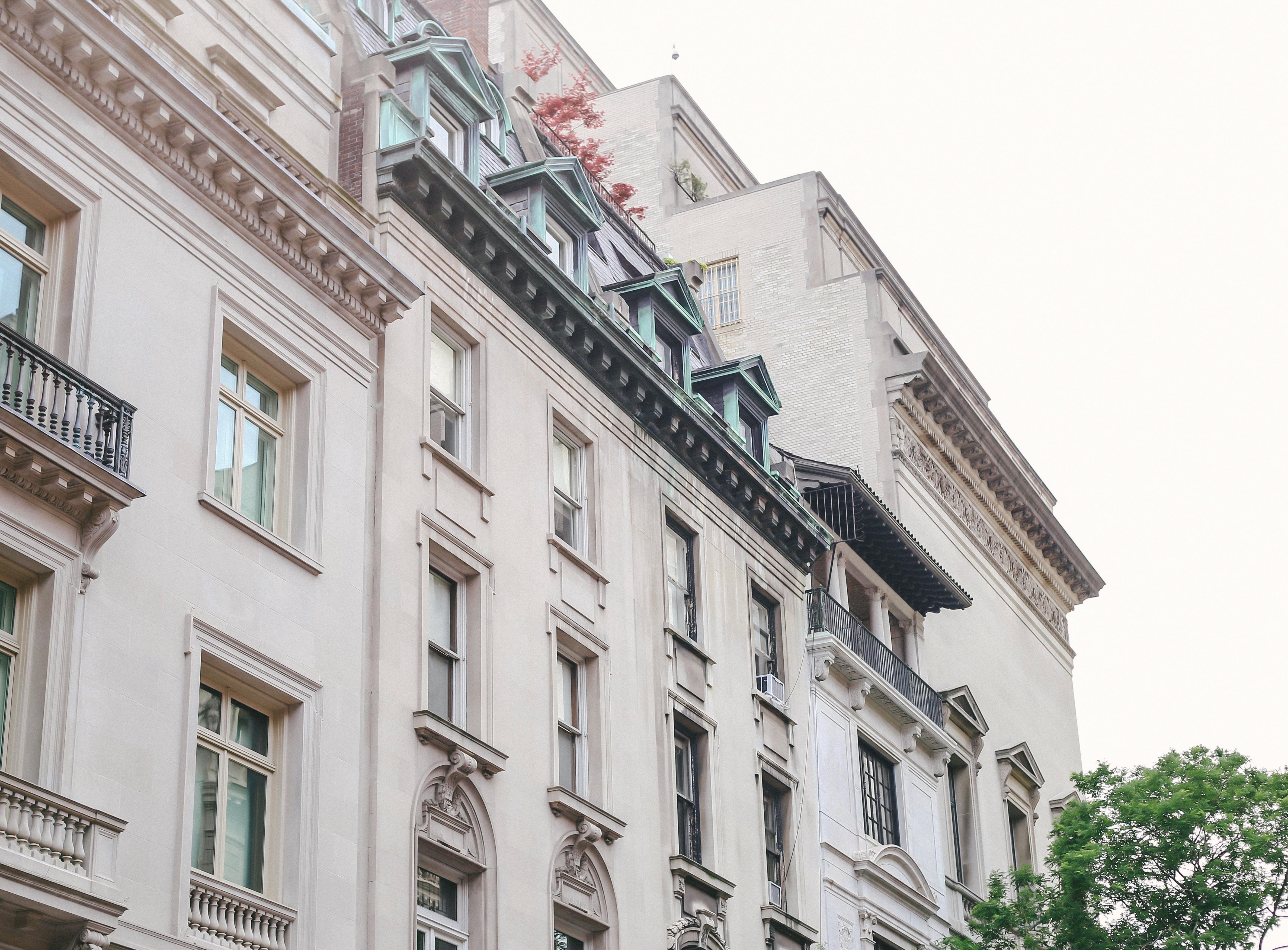 Beige Concrete Building · Free Stock Photo
