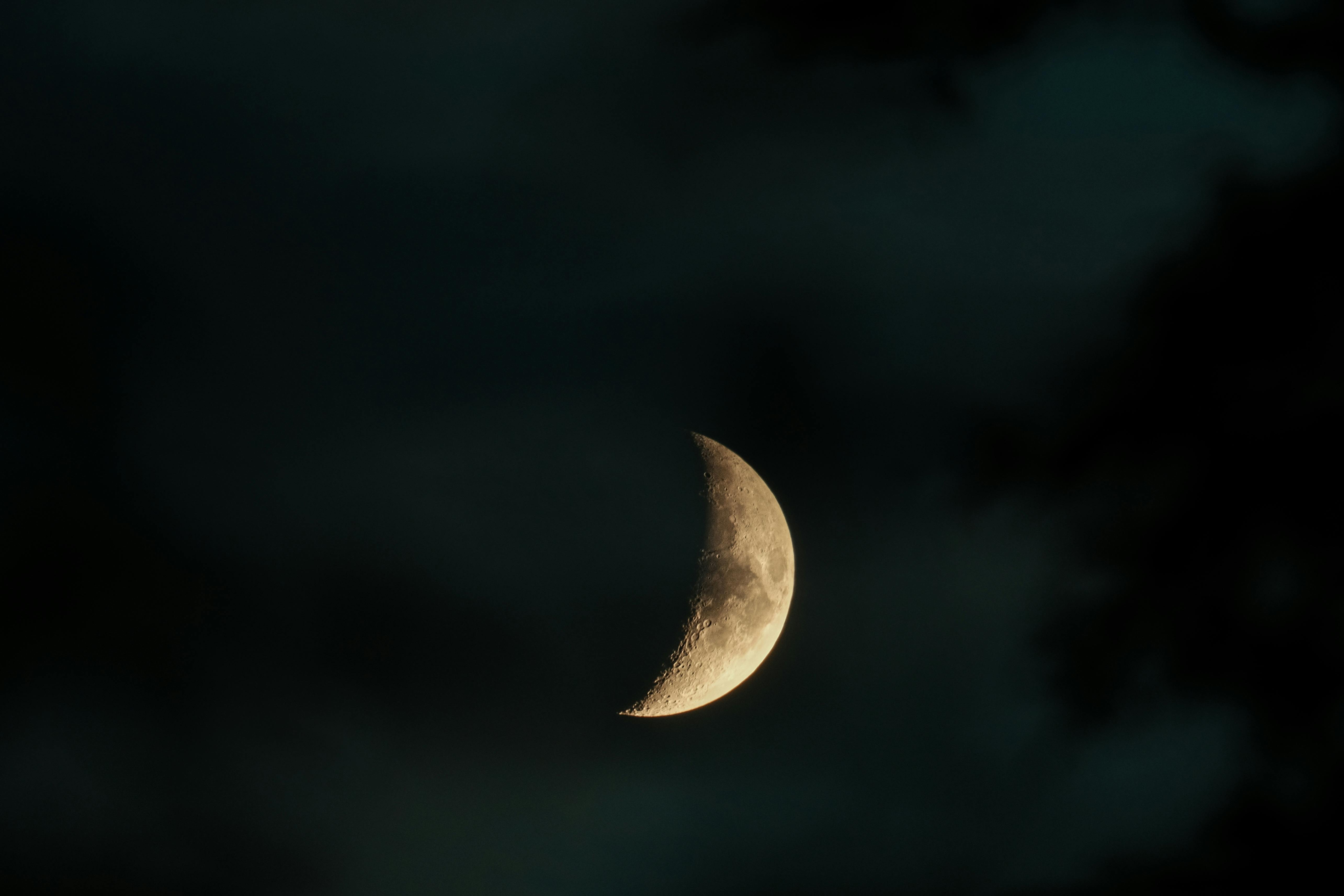 A crescent moon is seen in the dark sky · Free Stock Photo