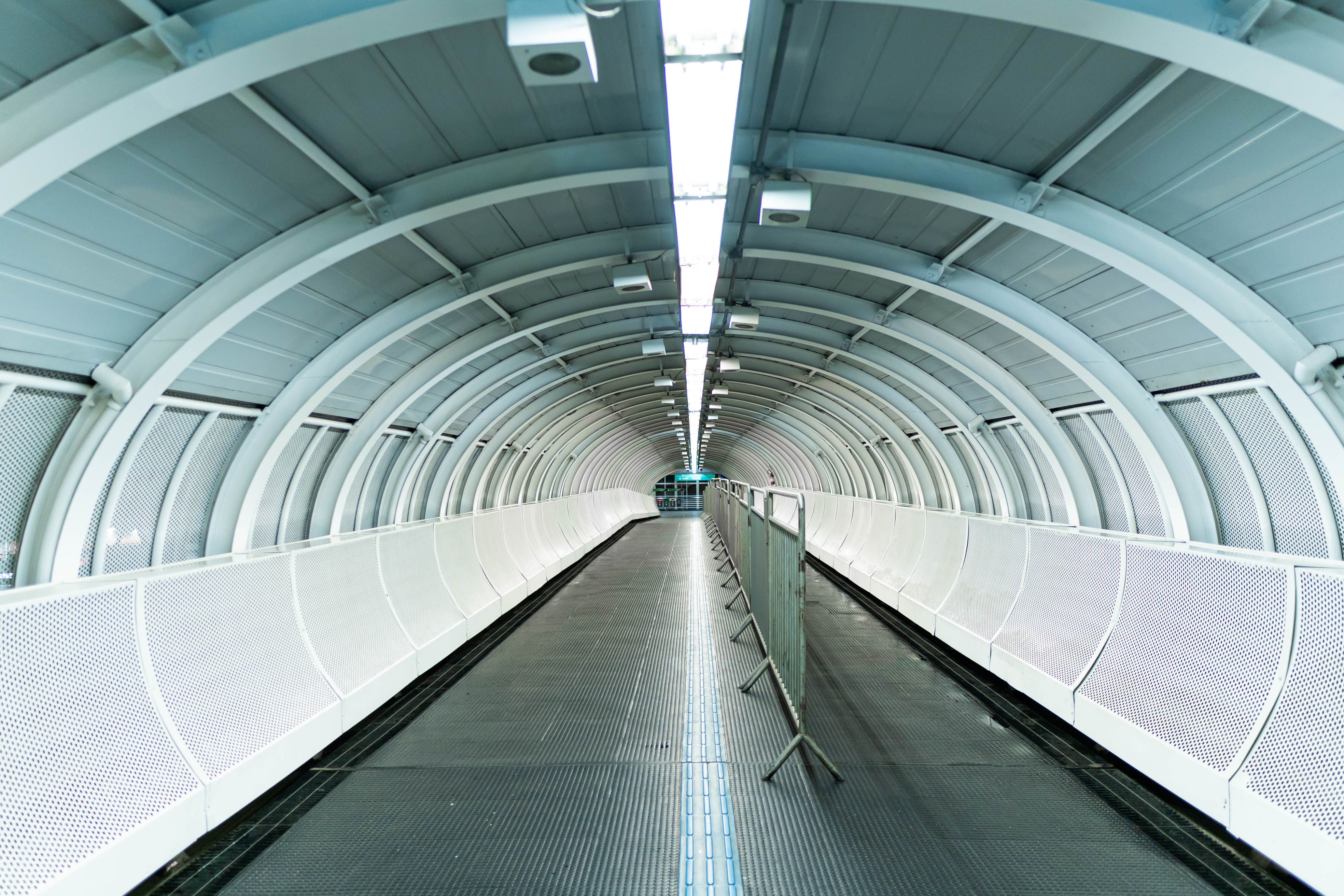A tunnel with a white ceiling and white floor · Free Stock Photo