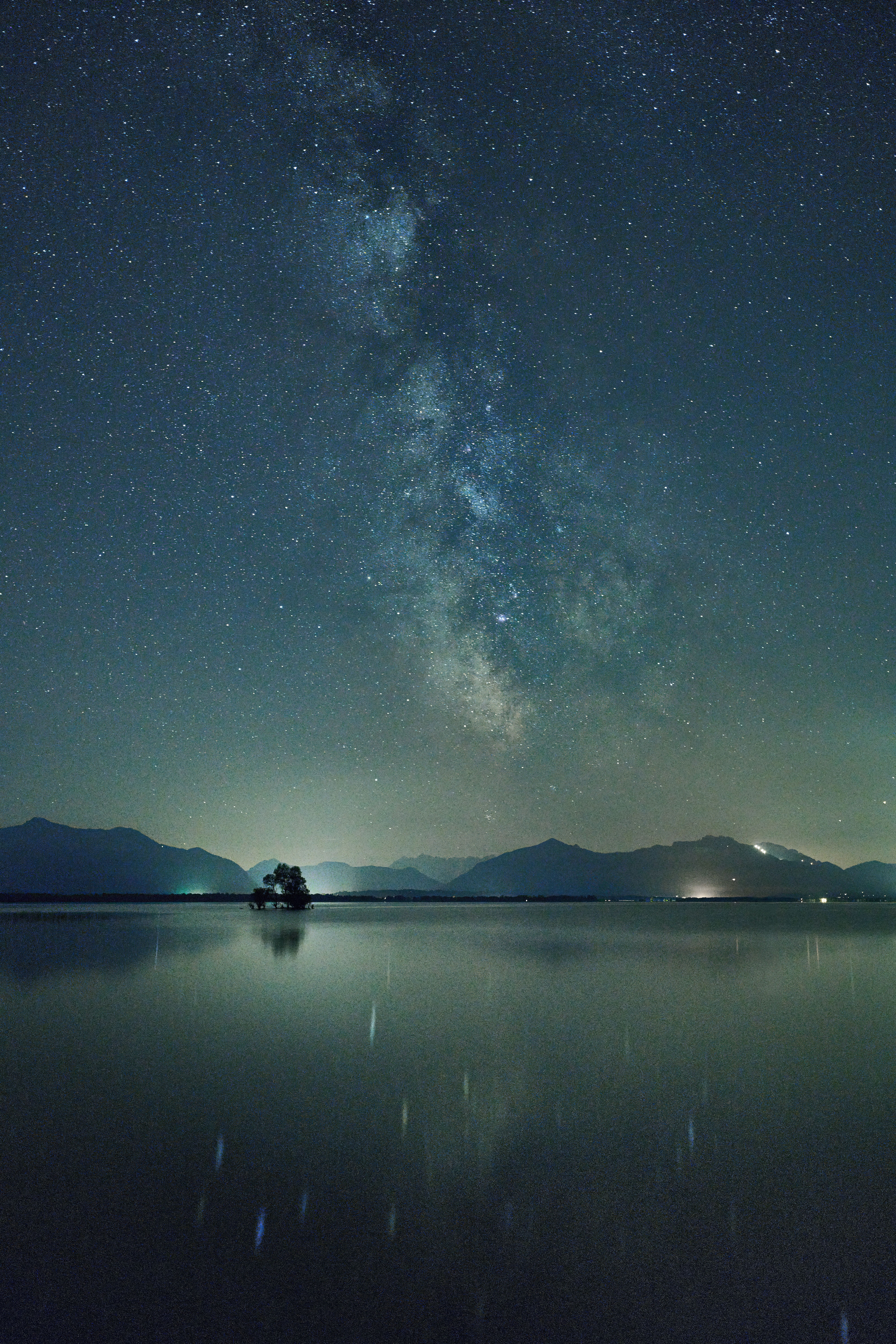 The milky way over the lake at night · Free Stock Photo