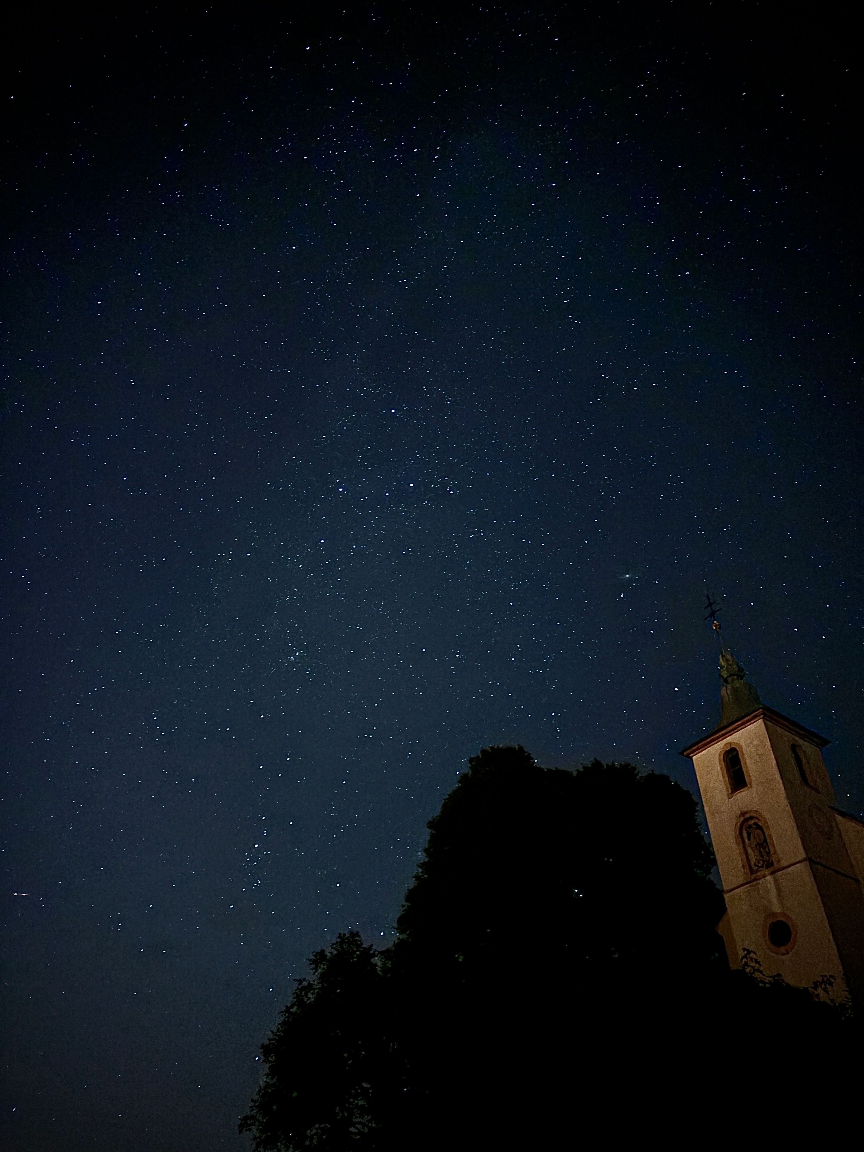A church is seen in the night sky with stars · Free Stock Photo