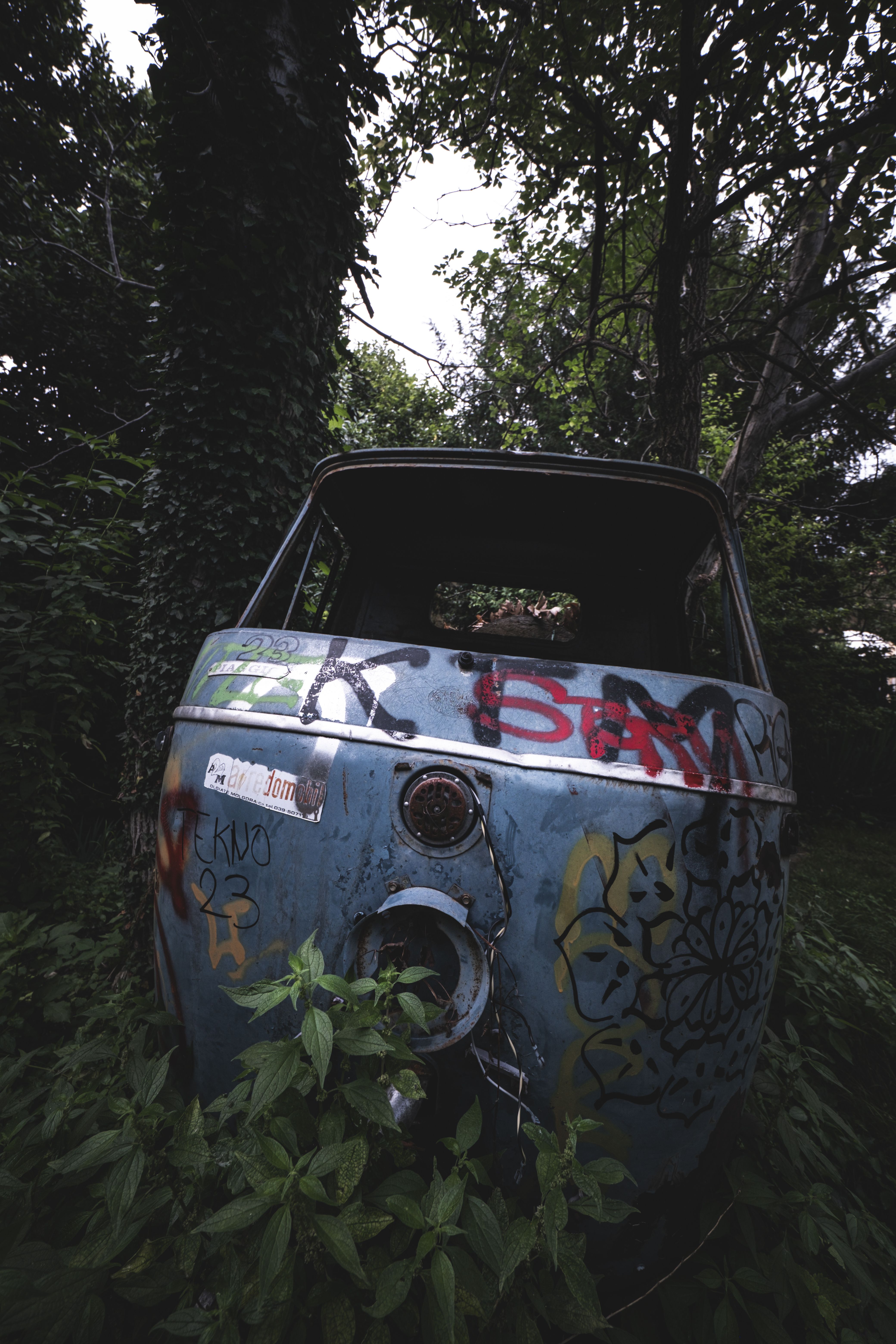 A blue vw bus with graffiti on it · Free Stock Photo