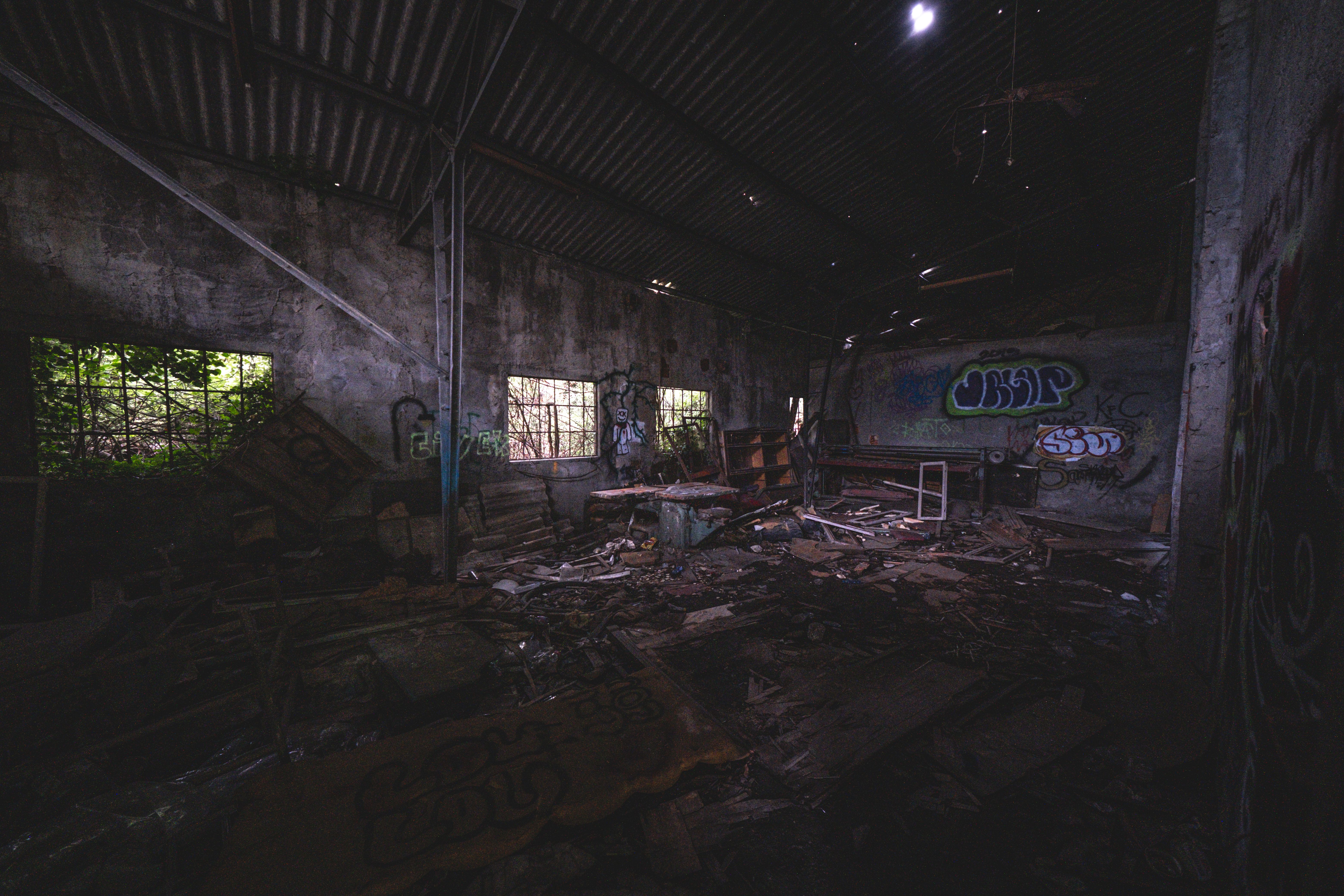 Foto profissional gratuita de abandonado, aborrecido, aço, anarquia ...