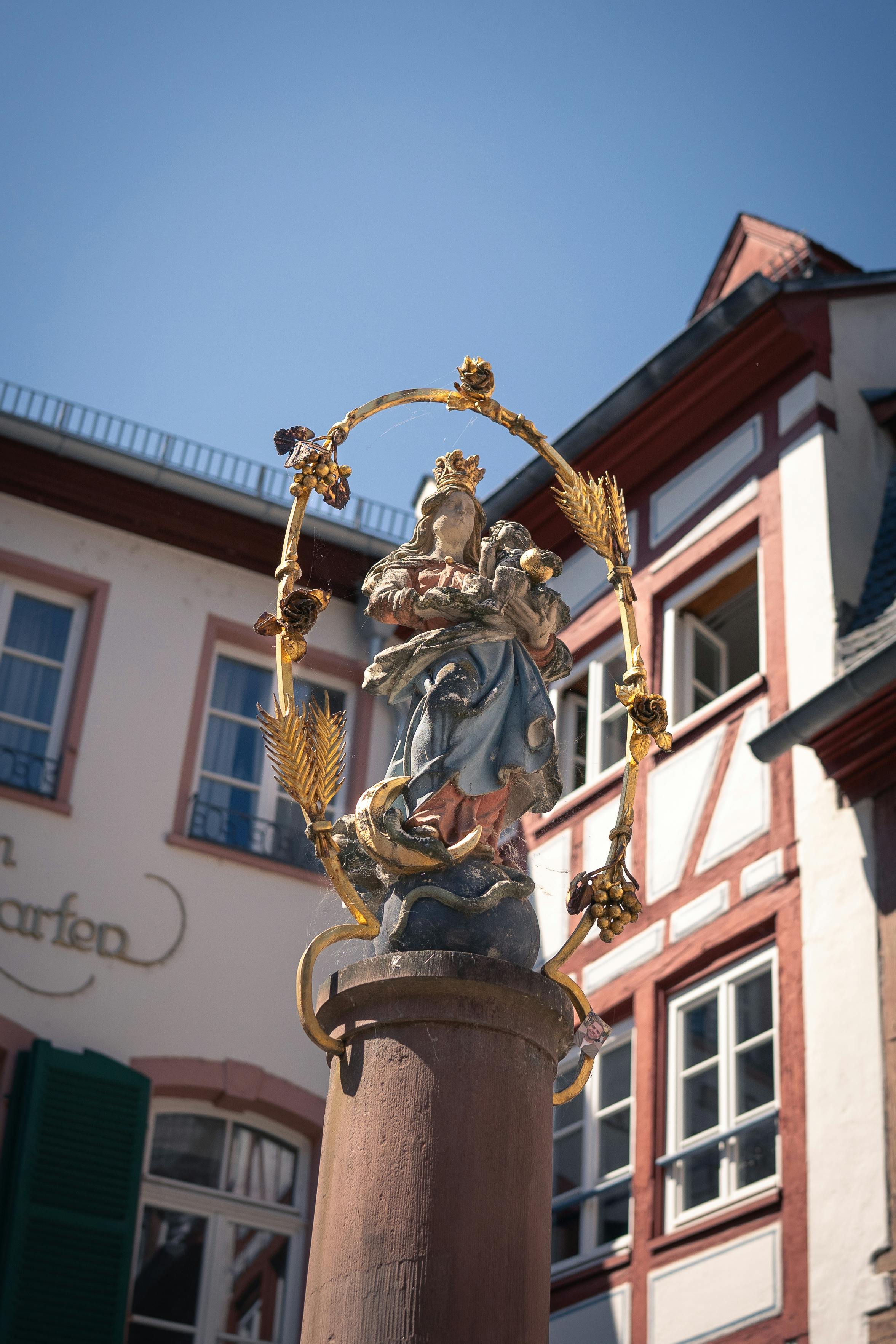 Statue auf dem Brunnen des Kirschplatz in Mainz · Free Stock Photo