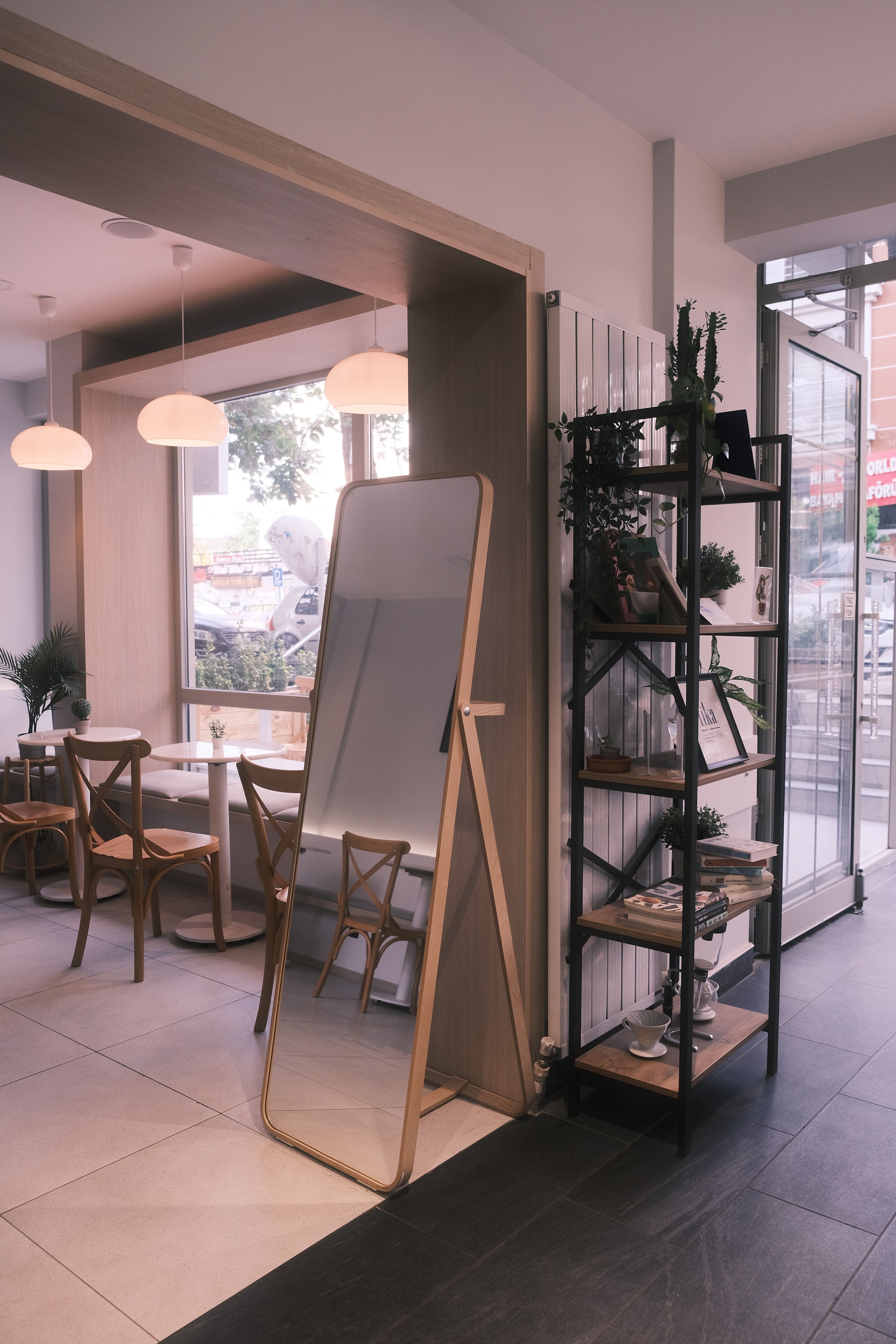 A mirror and a table in a restaurant · Free Stock Photo