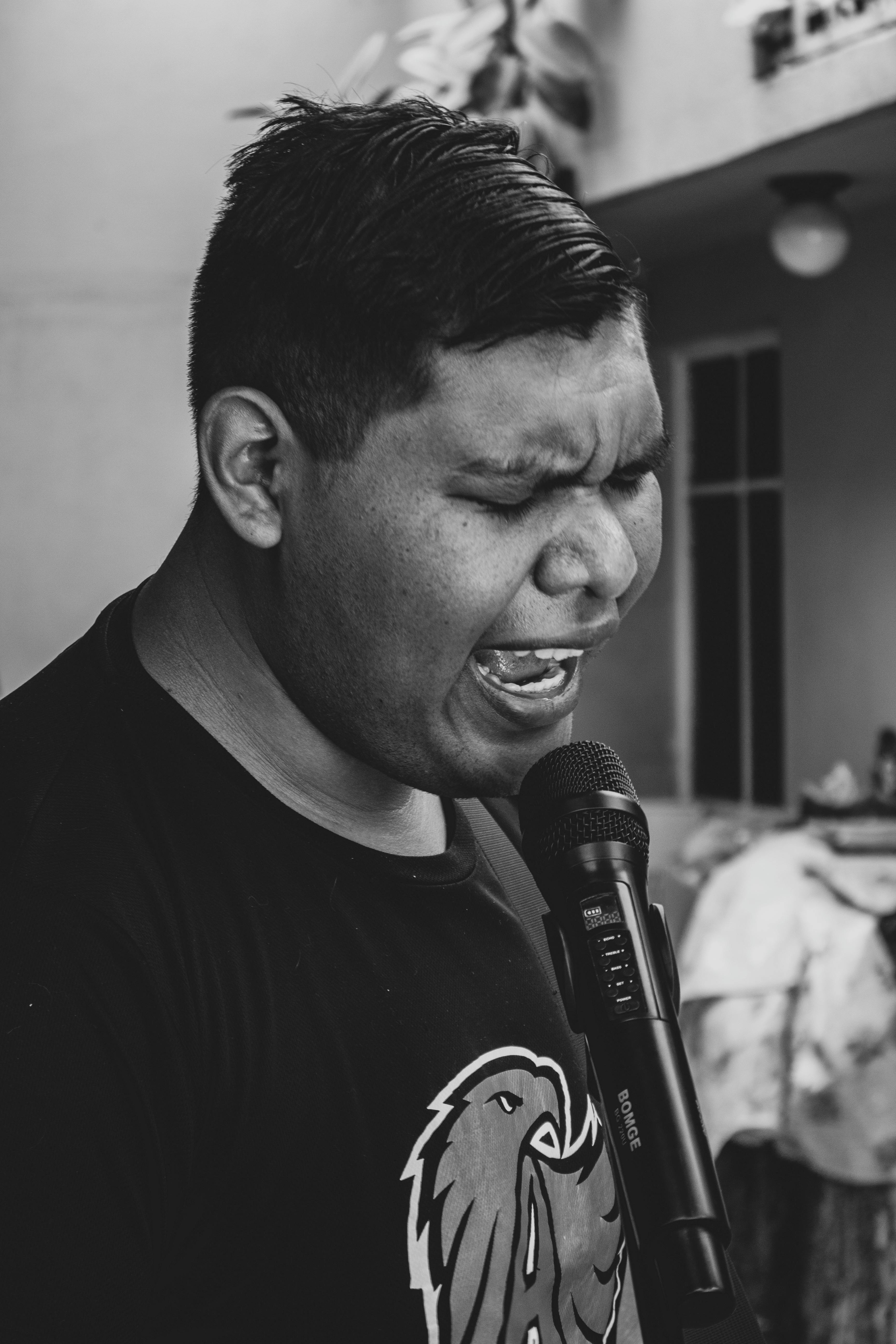 Cantante de salsa en concierto · Free Stock Photo