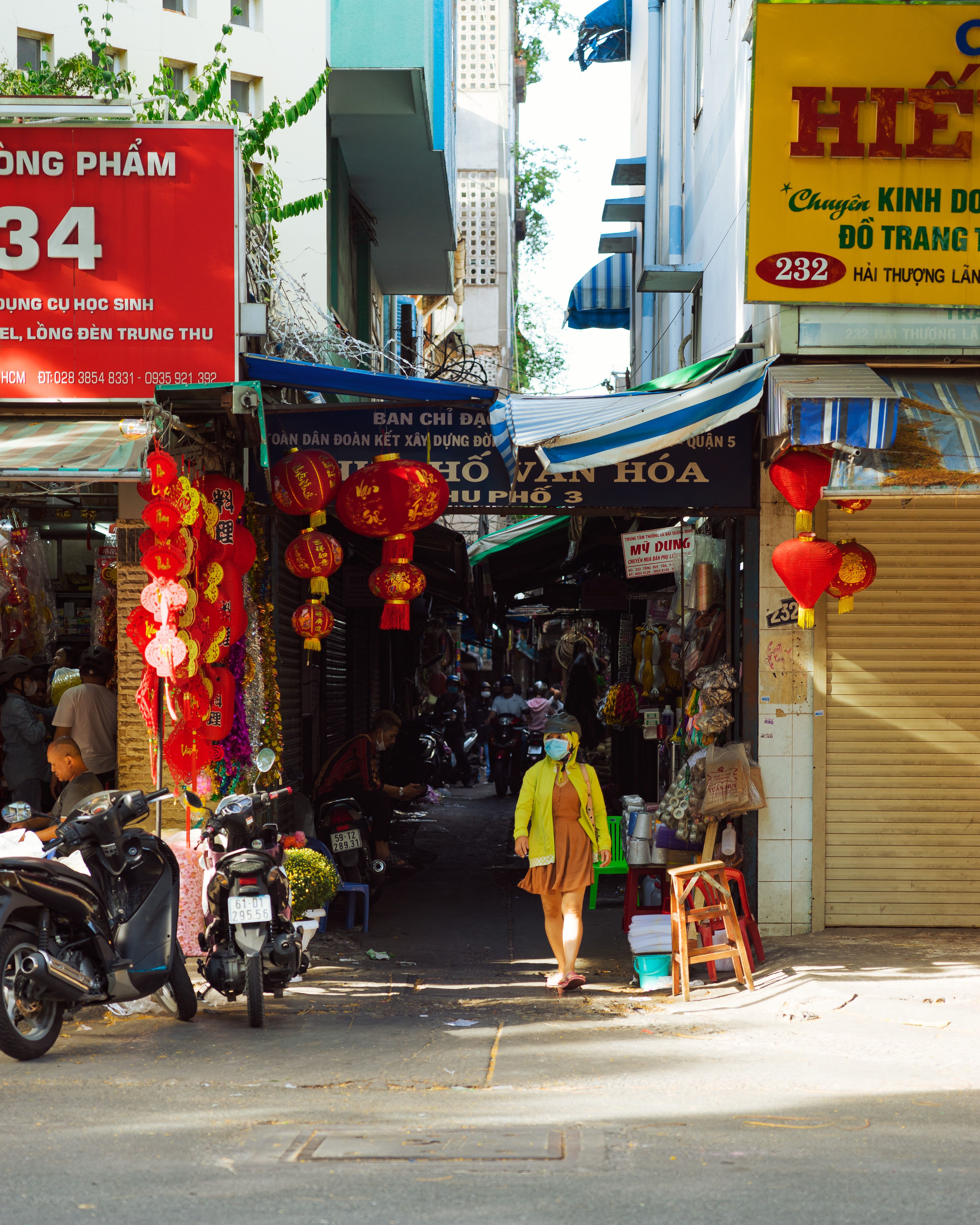 A street with many shops and people walking down it · Free Stock Photo