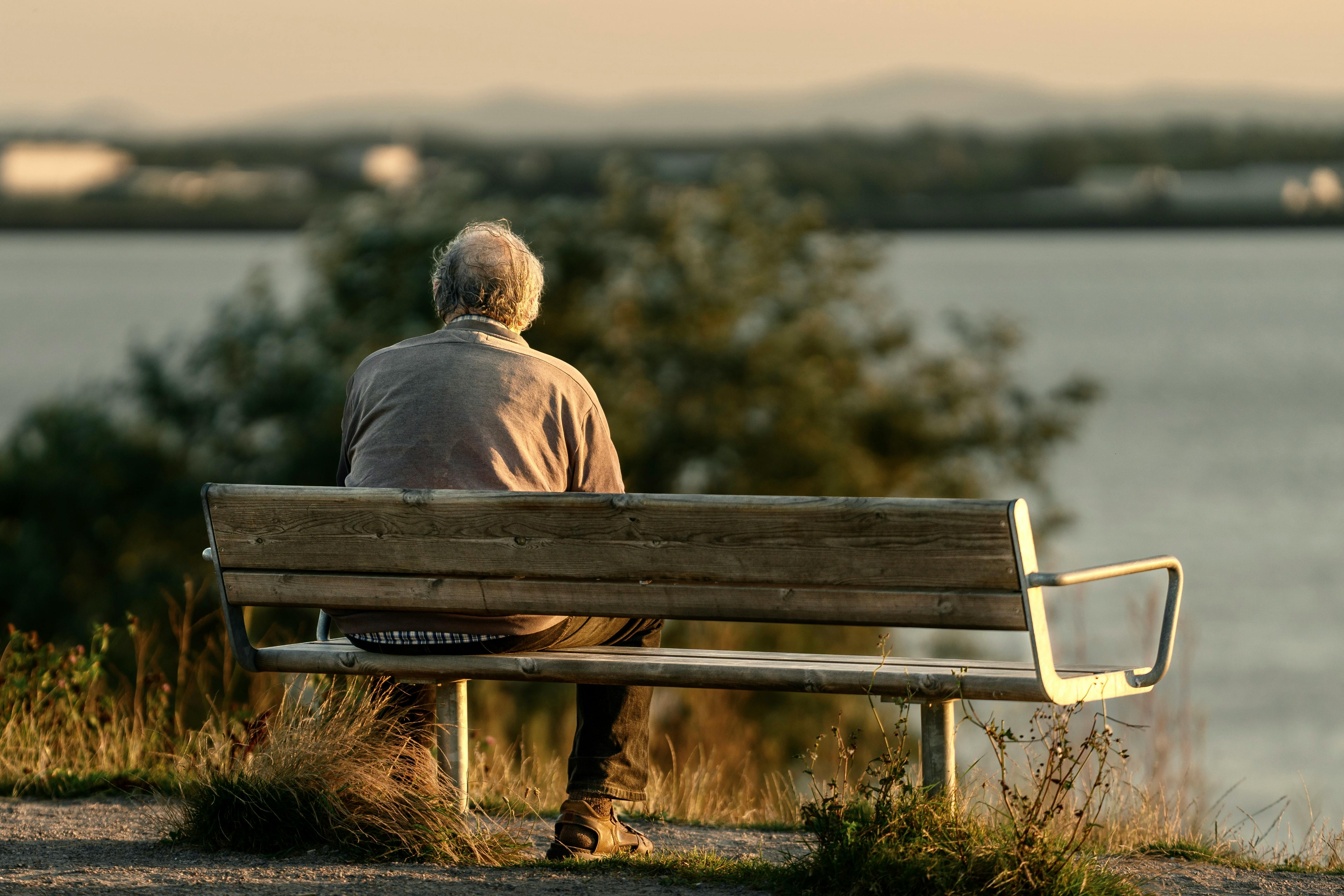 Photo gratuite de adulte, âgé, arbres, automne, banc, banc assis ...