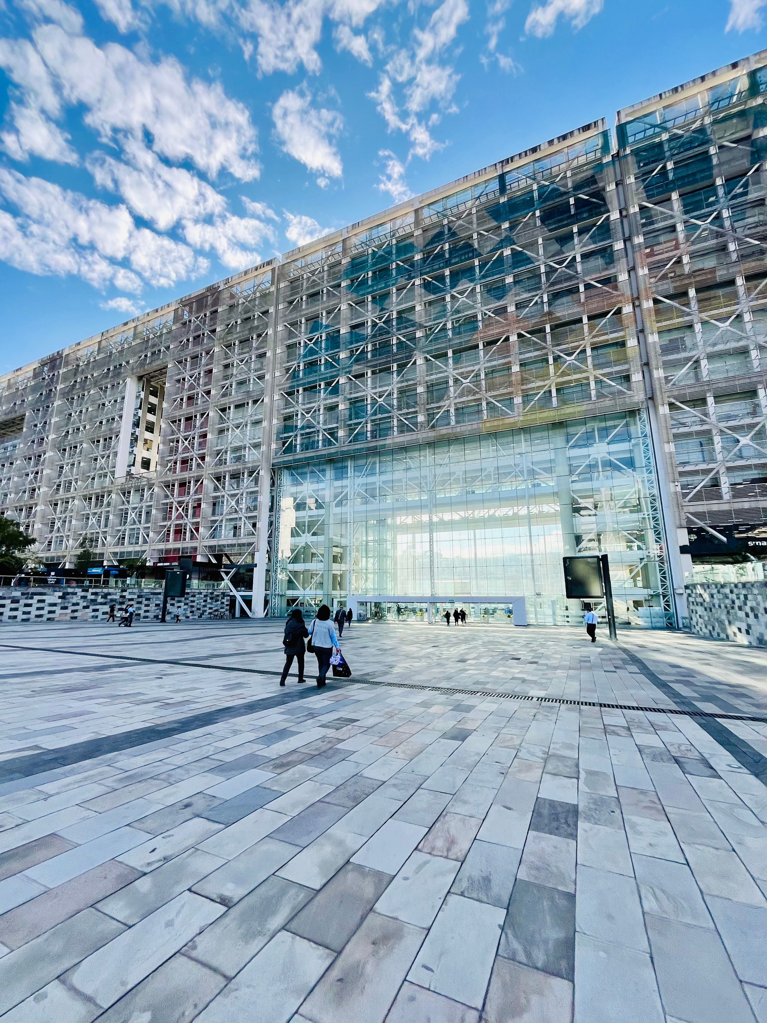 A large building with people walking around it · Free Stock Photo