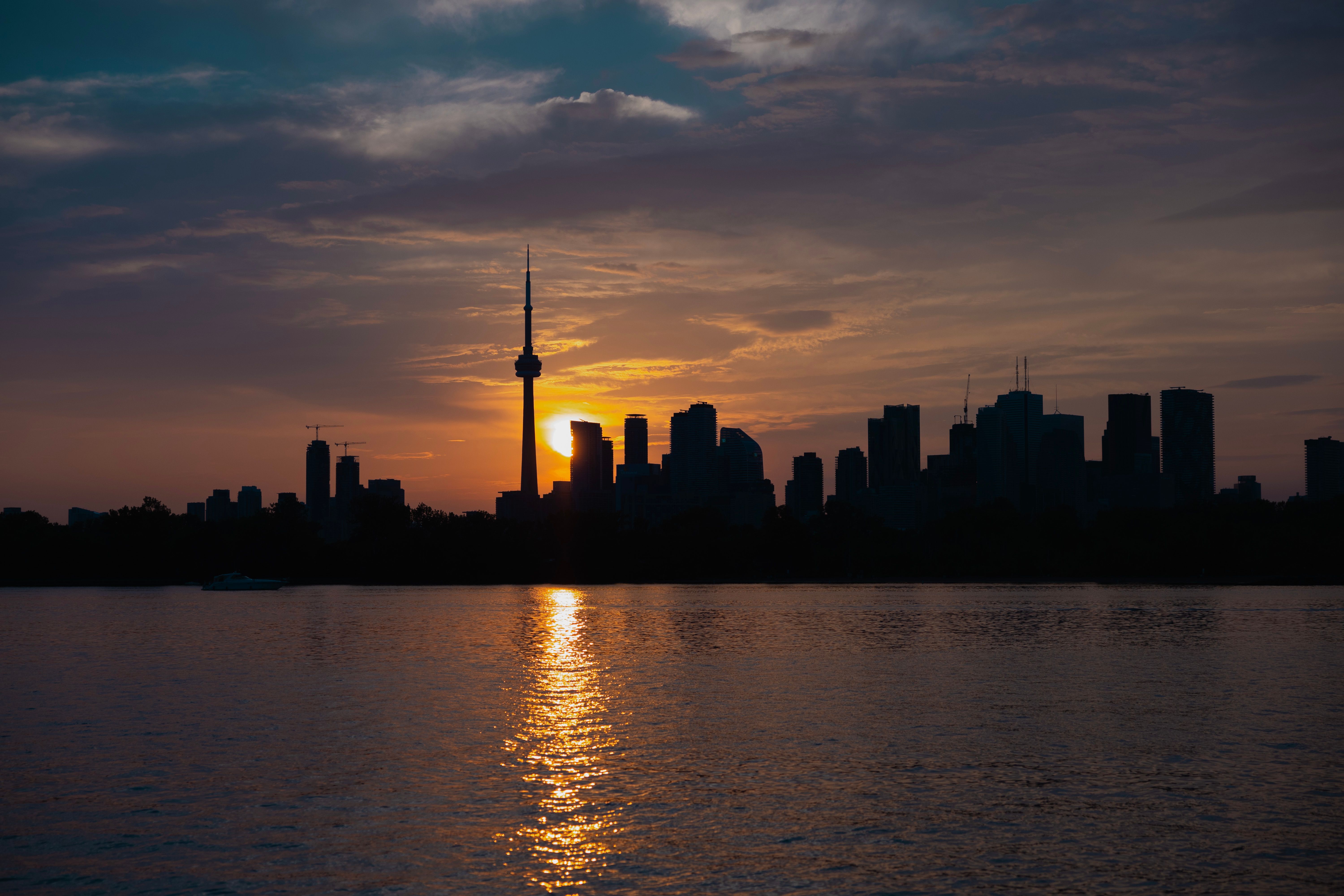 Romantic Couple Overlooking Toronto Skyline · Free Stock Photo