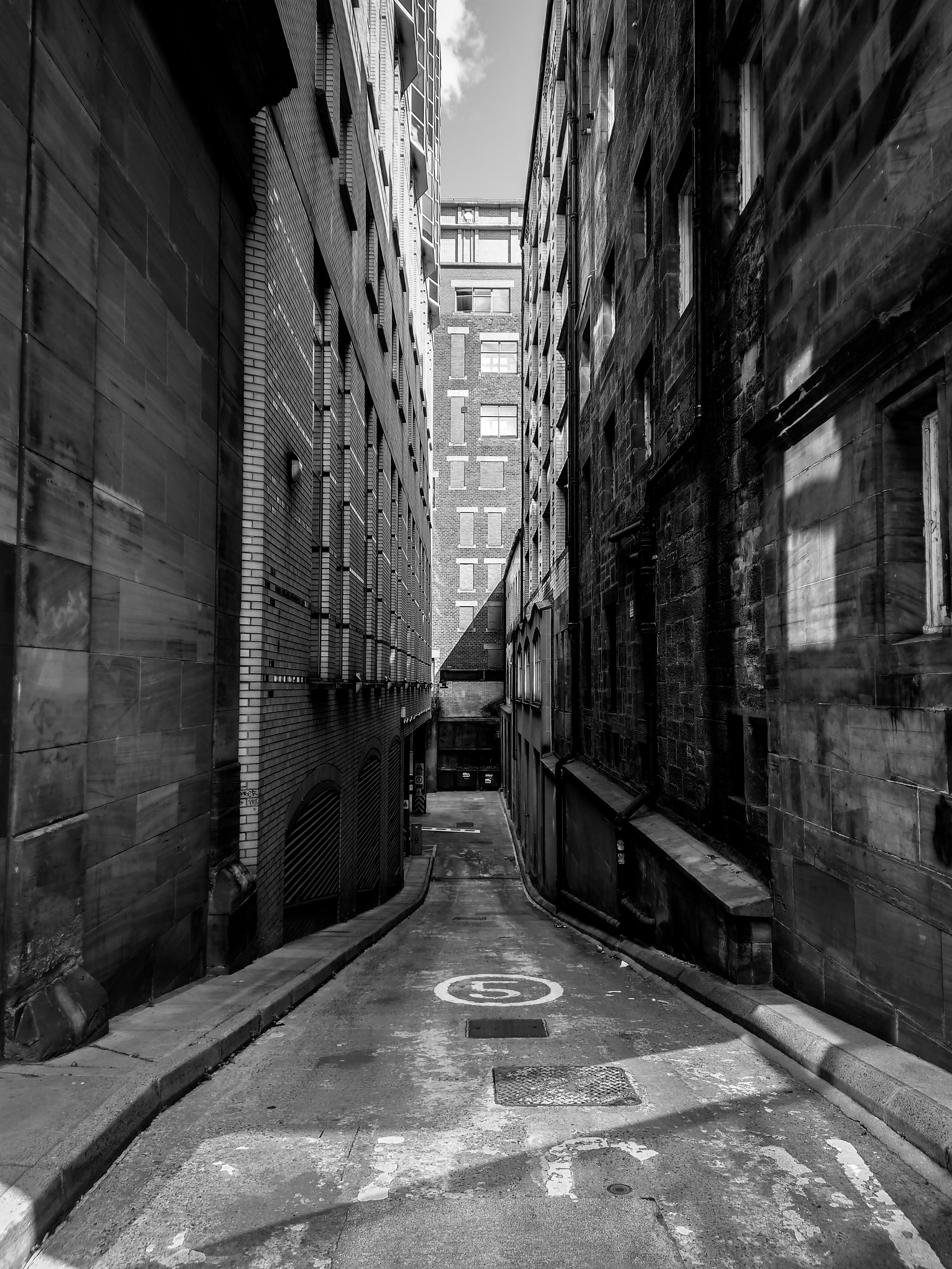 A black and white photo of a narrow alley · Free Stock Photo