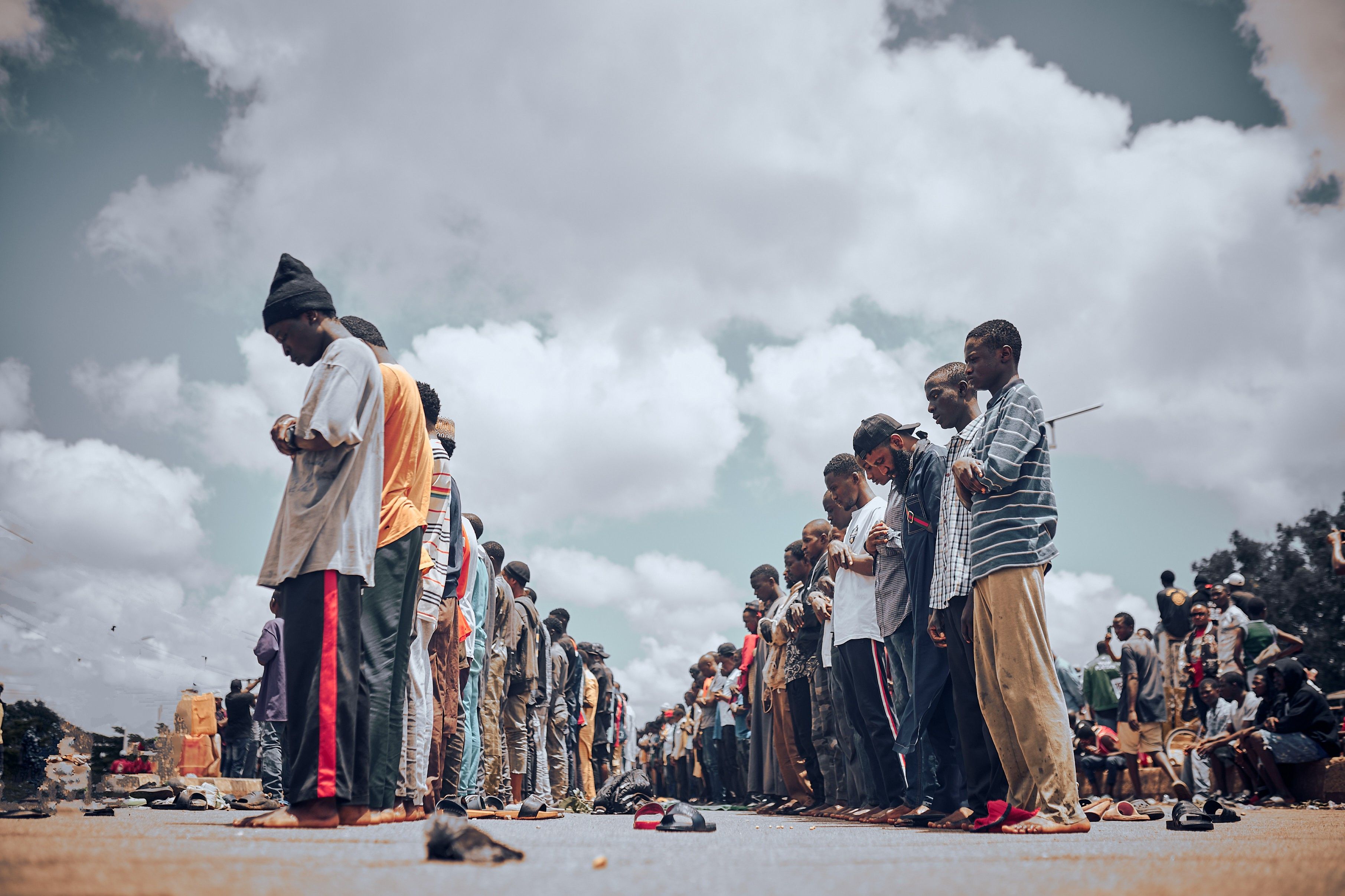 Protest PRAYER time (Muslim Community Guarded by Christians in Jos ...