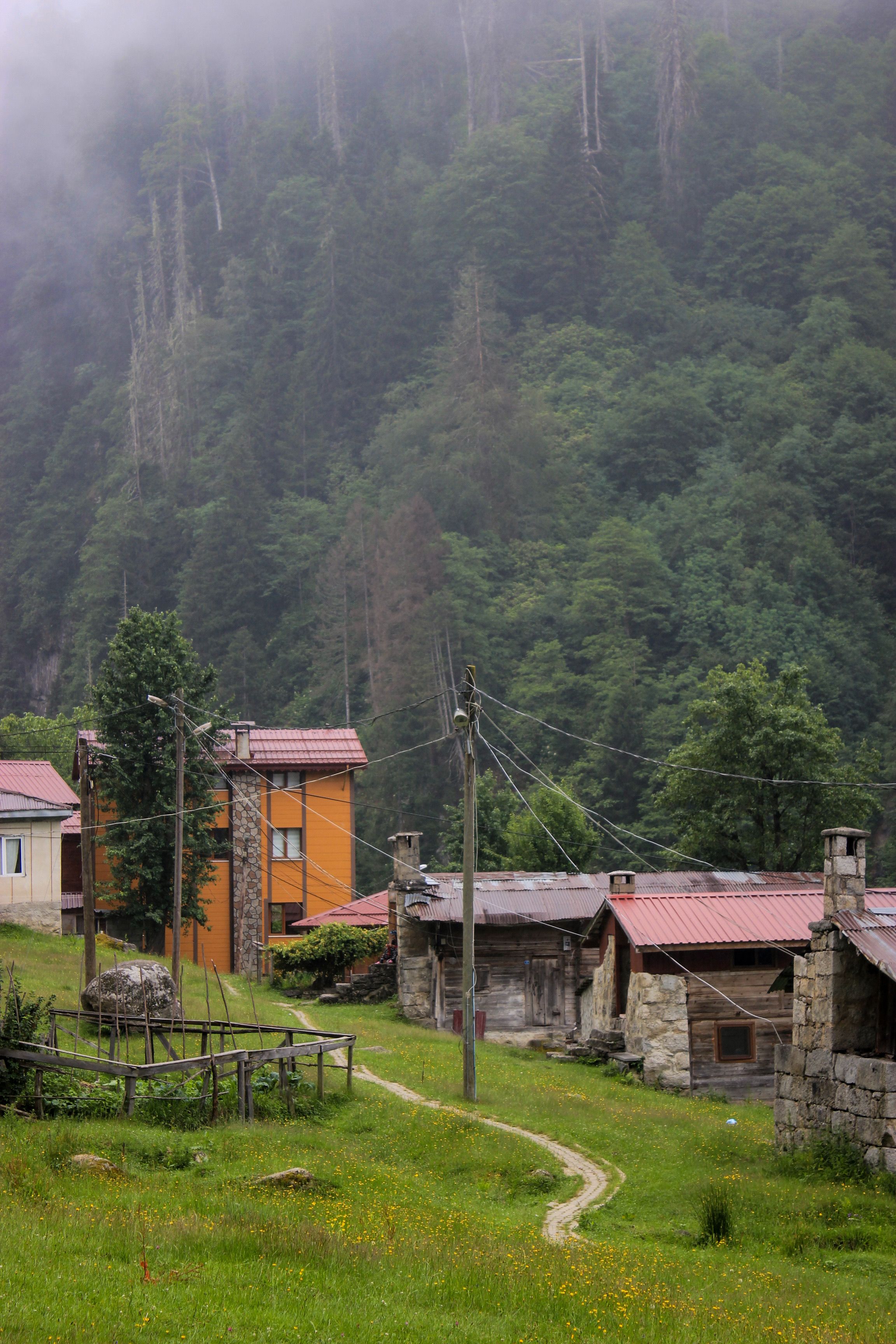 A small village in the mountains with a few houses · Free Stock Photo