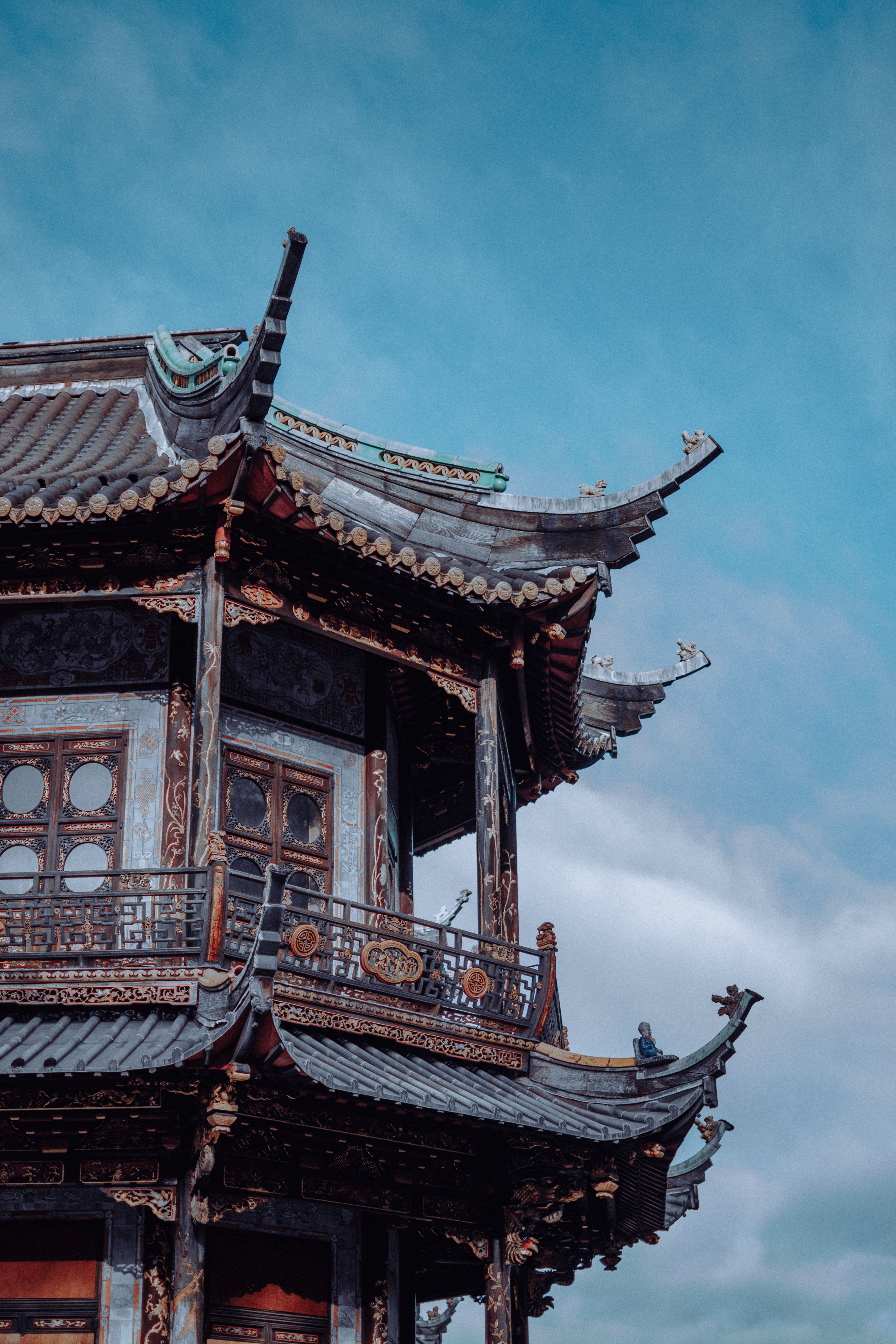 An asian style building with a blue sky in the background · Free Stock ...