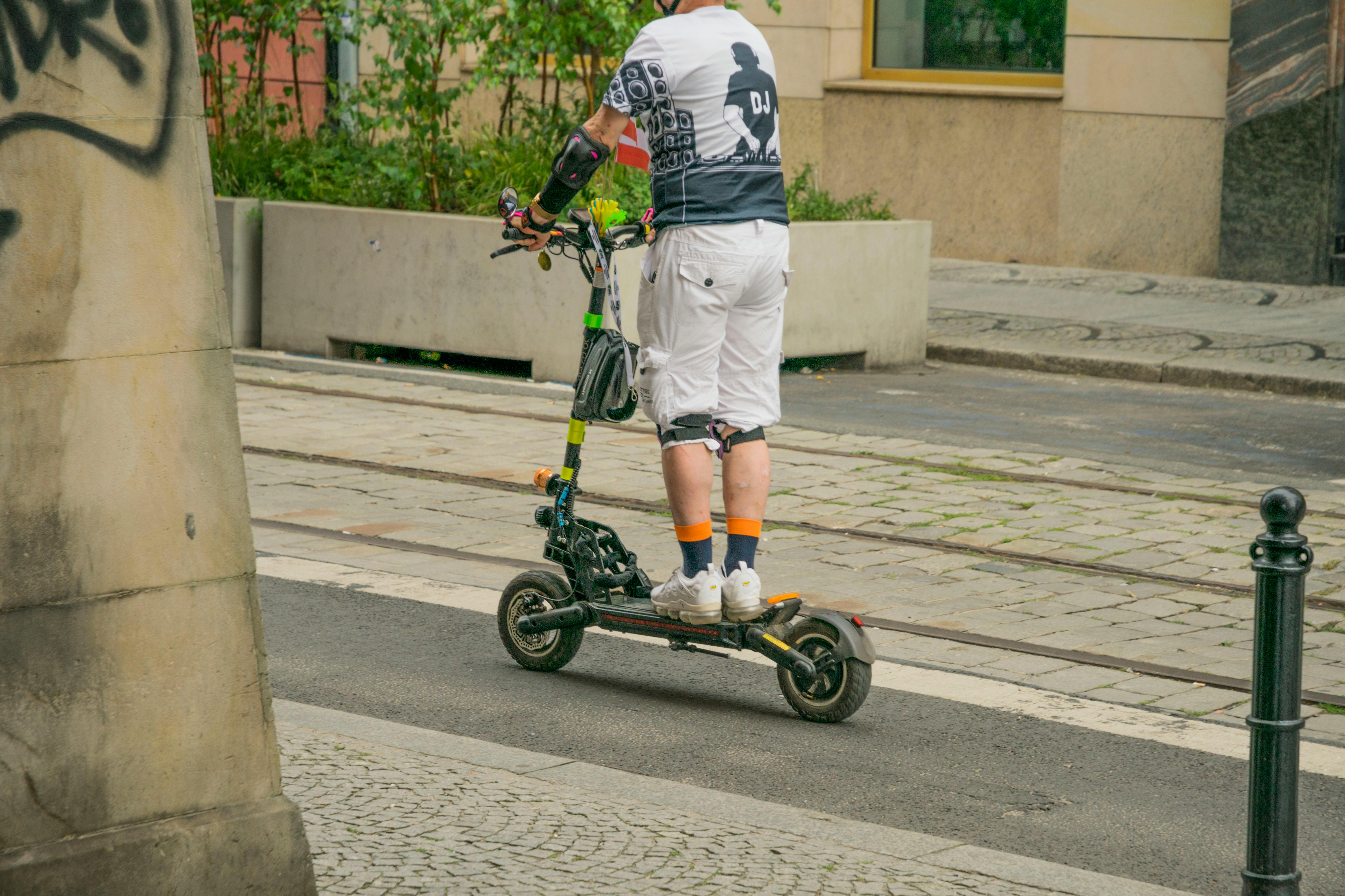 Hulajnoga człowiek na hulajnodze · Free Stock Photo