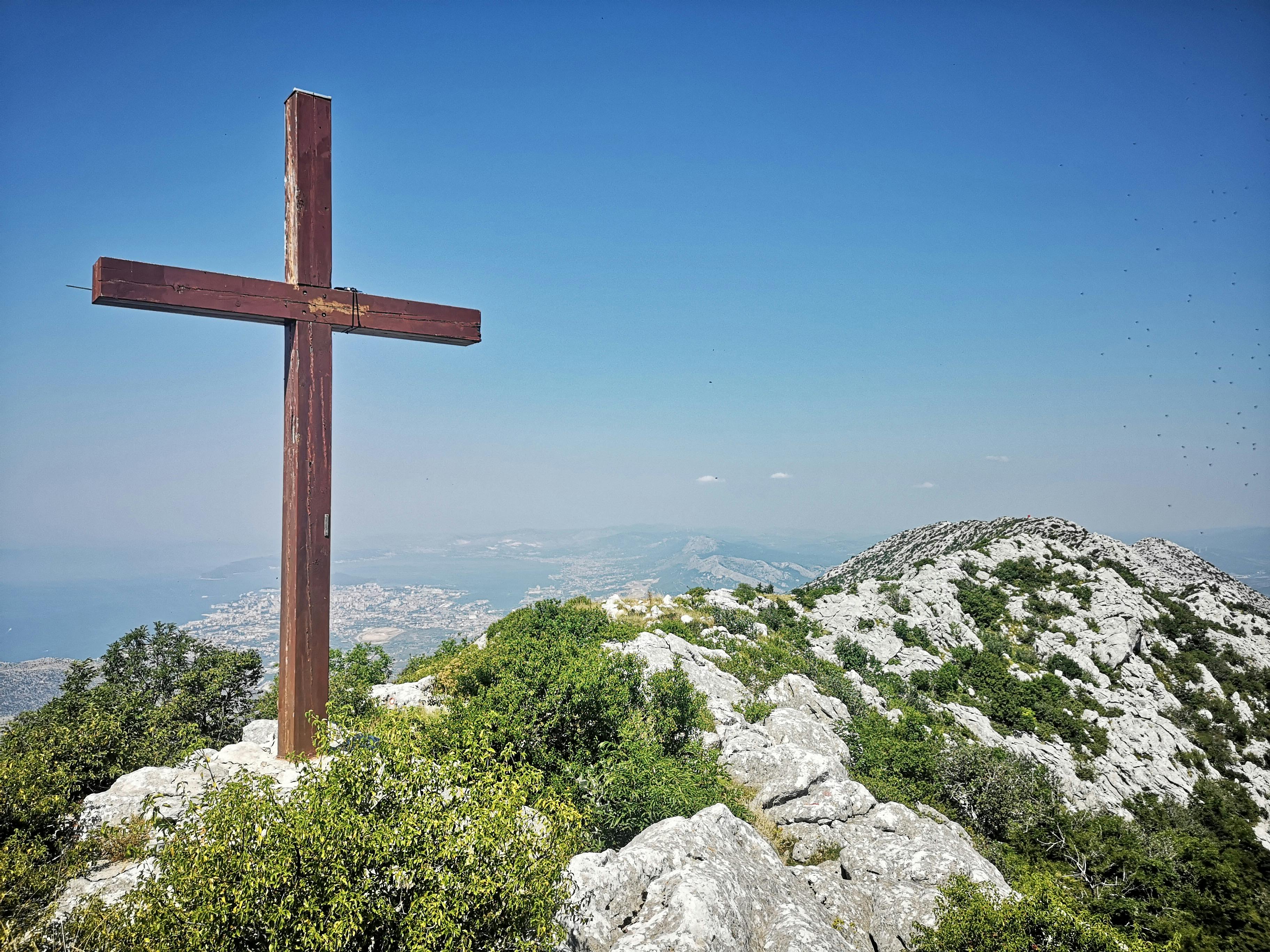Lonely cross on slope of mountain · Free Stock Photo