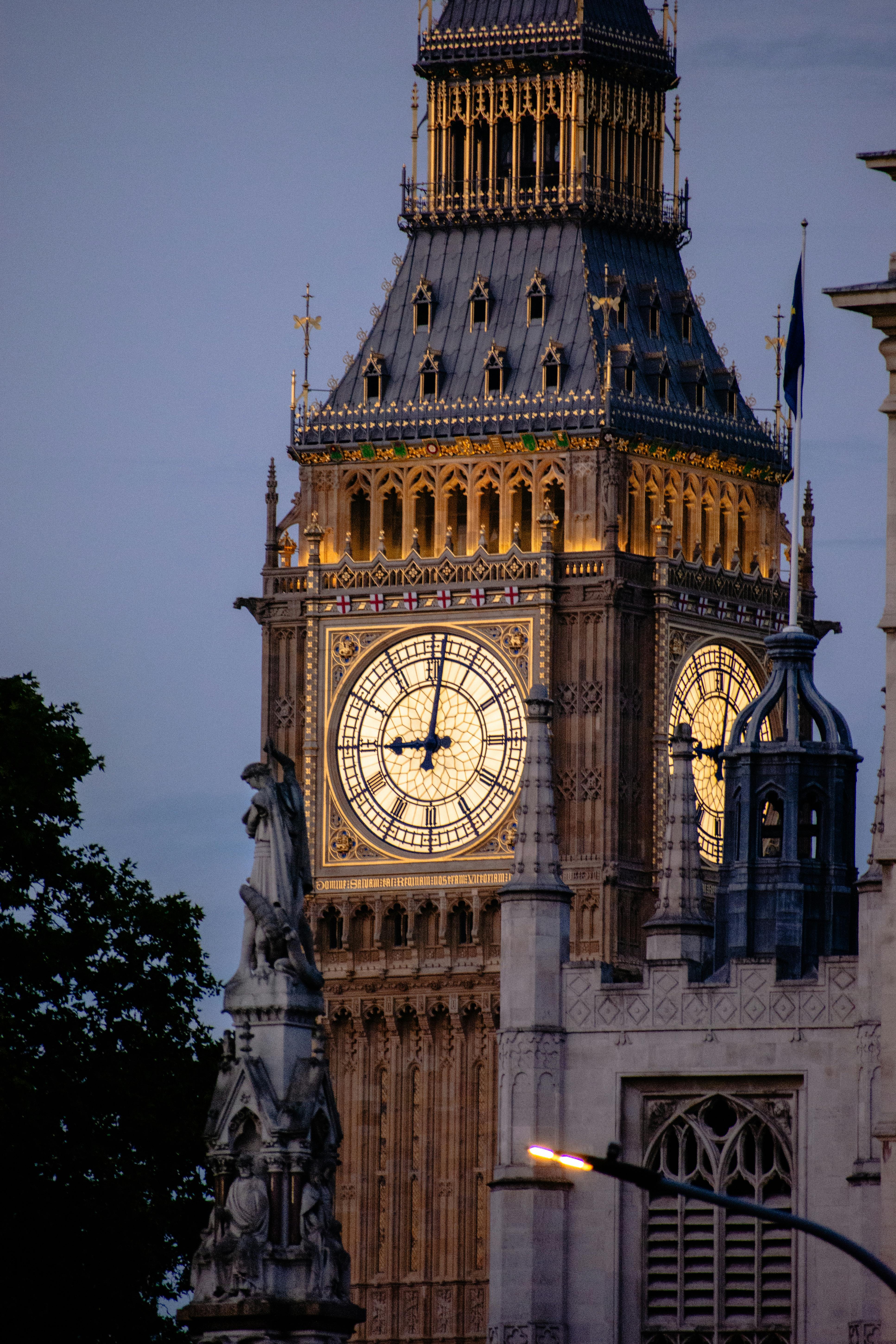 Big Ben Structure Near White Concrete Structure · Free Stock Photo