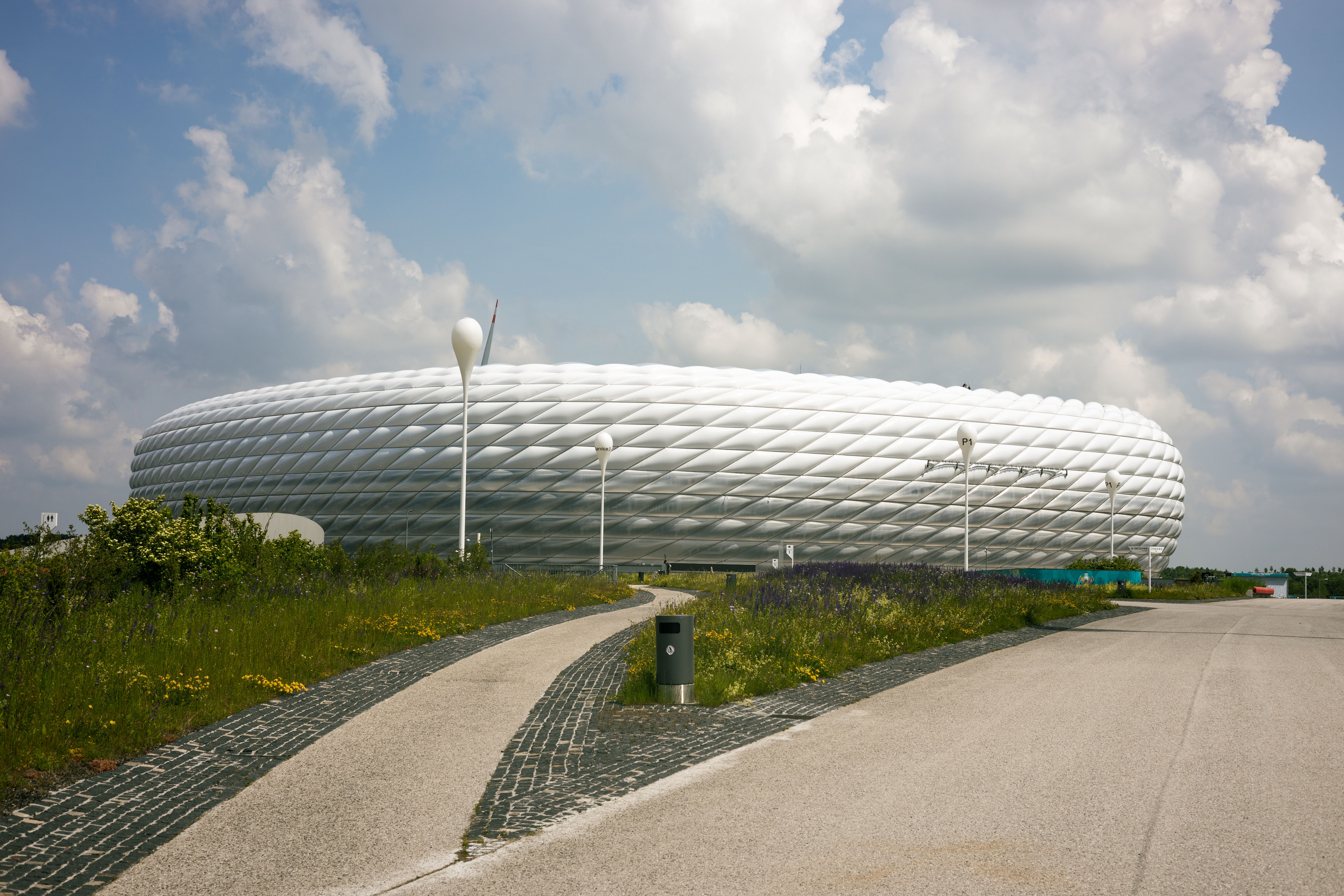 A large white building with a large roof · Free Stock Photo
