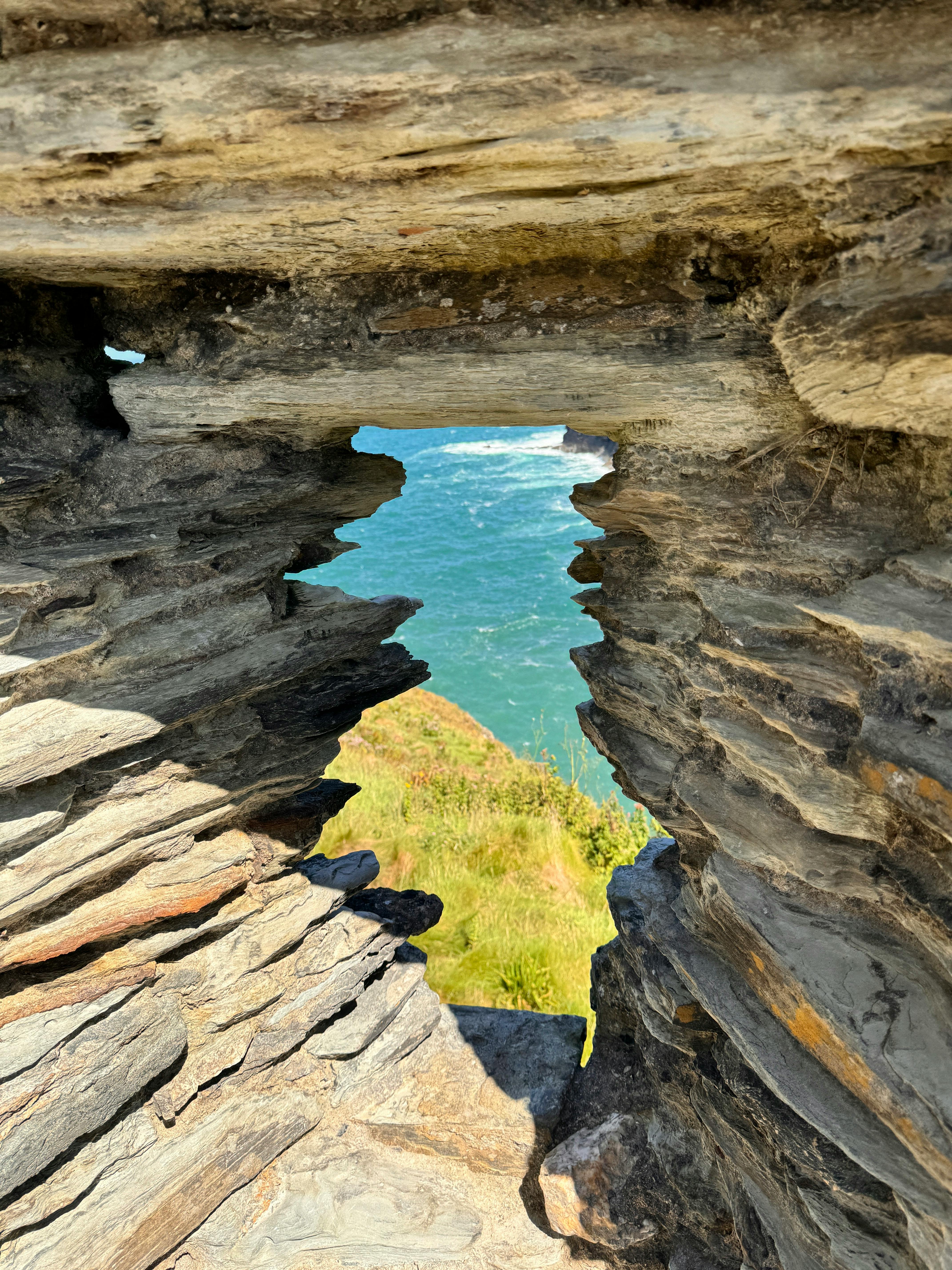 A view of the ocean from inside a rock · Free Stock Photo
