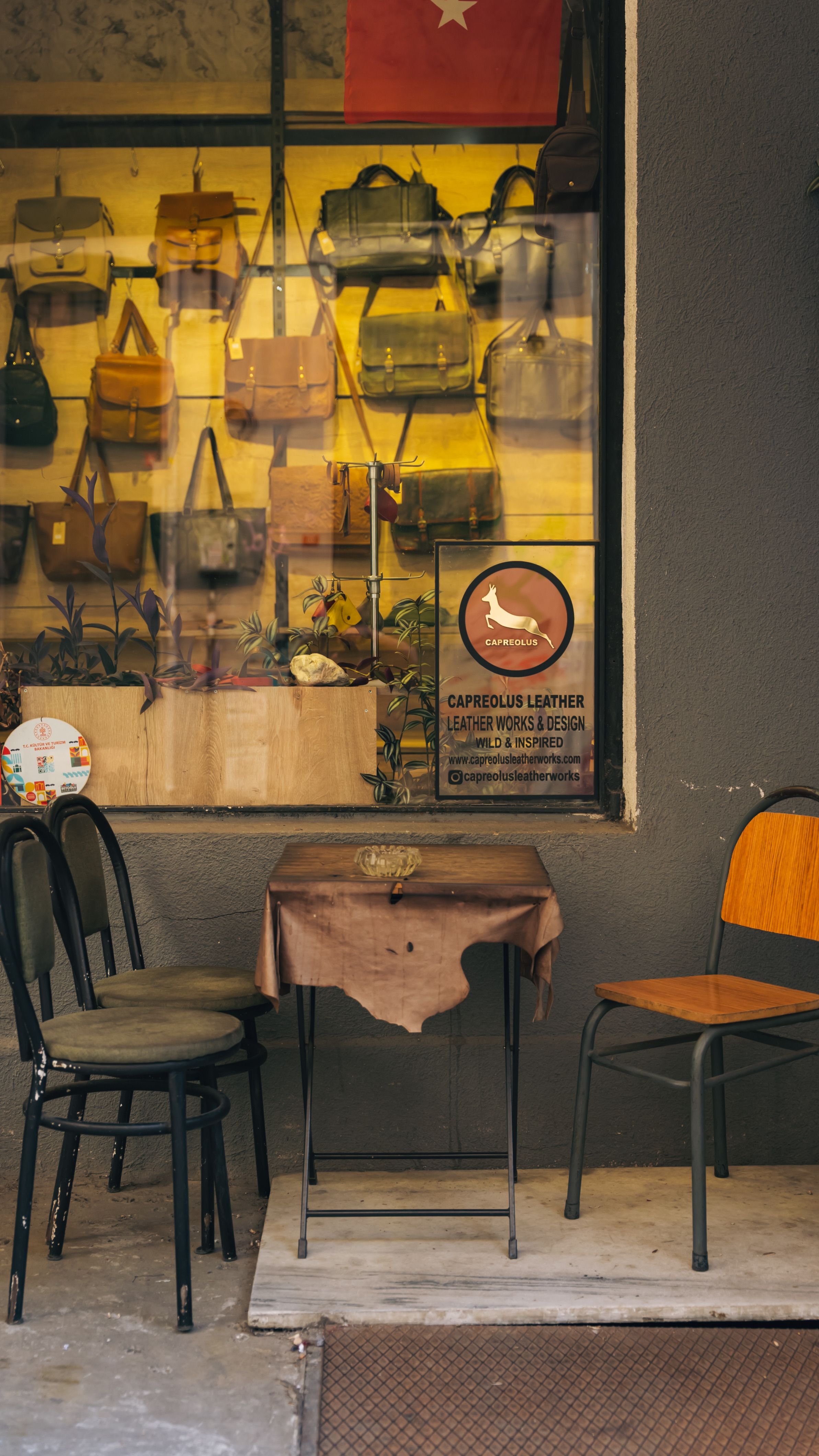 A table and chairs in front of a window · Free Stock Photo
