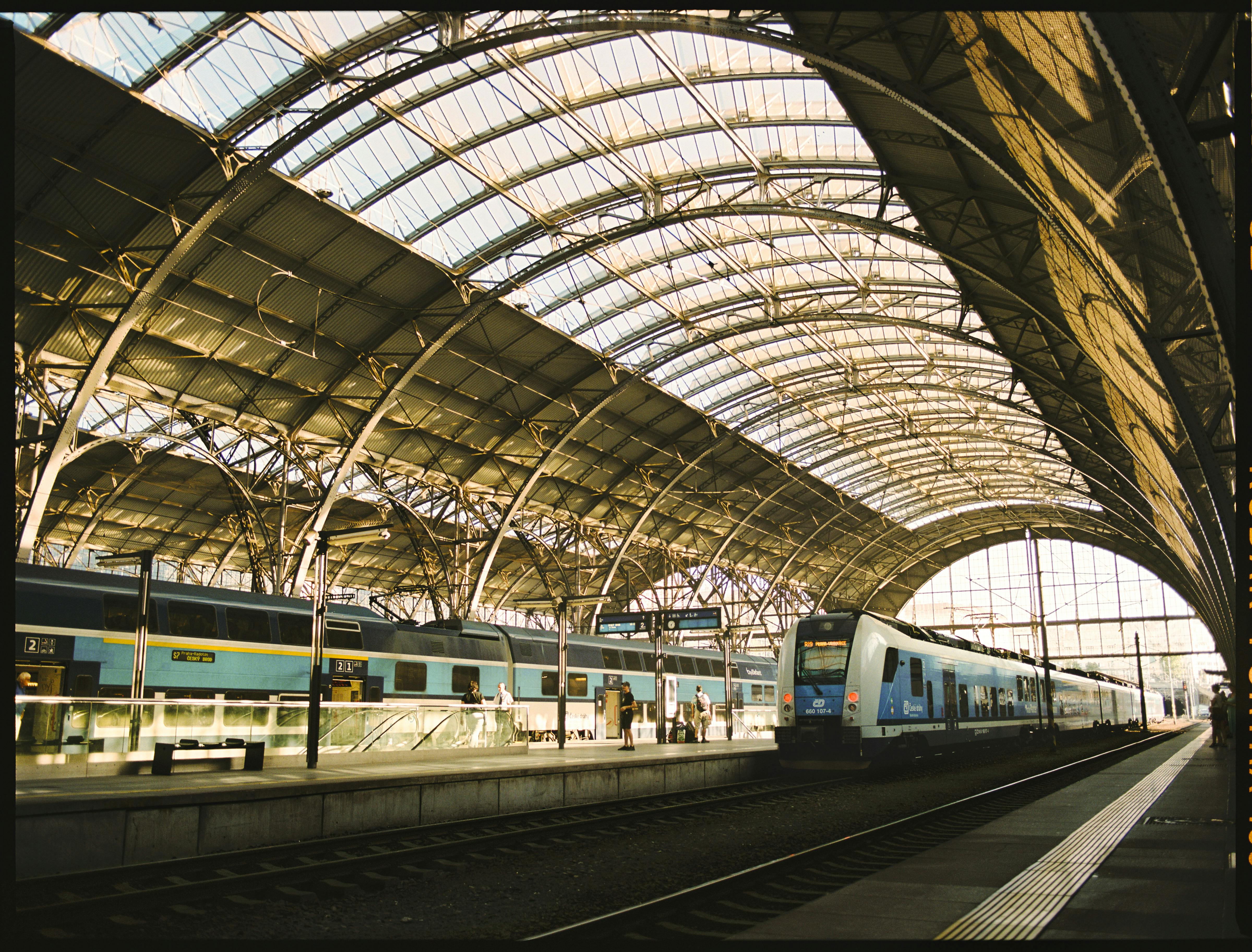 A train is traveling through a train station · Free Stock Photo