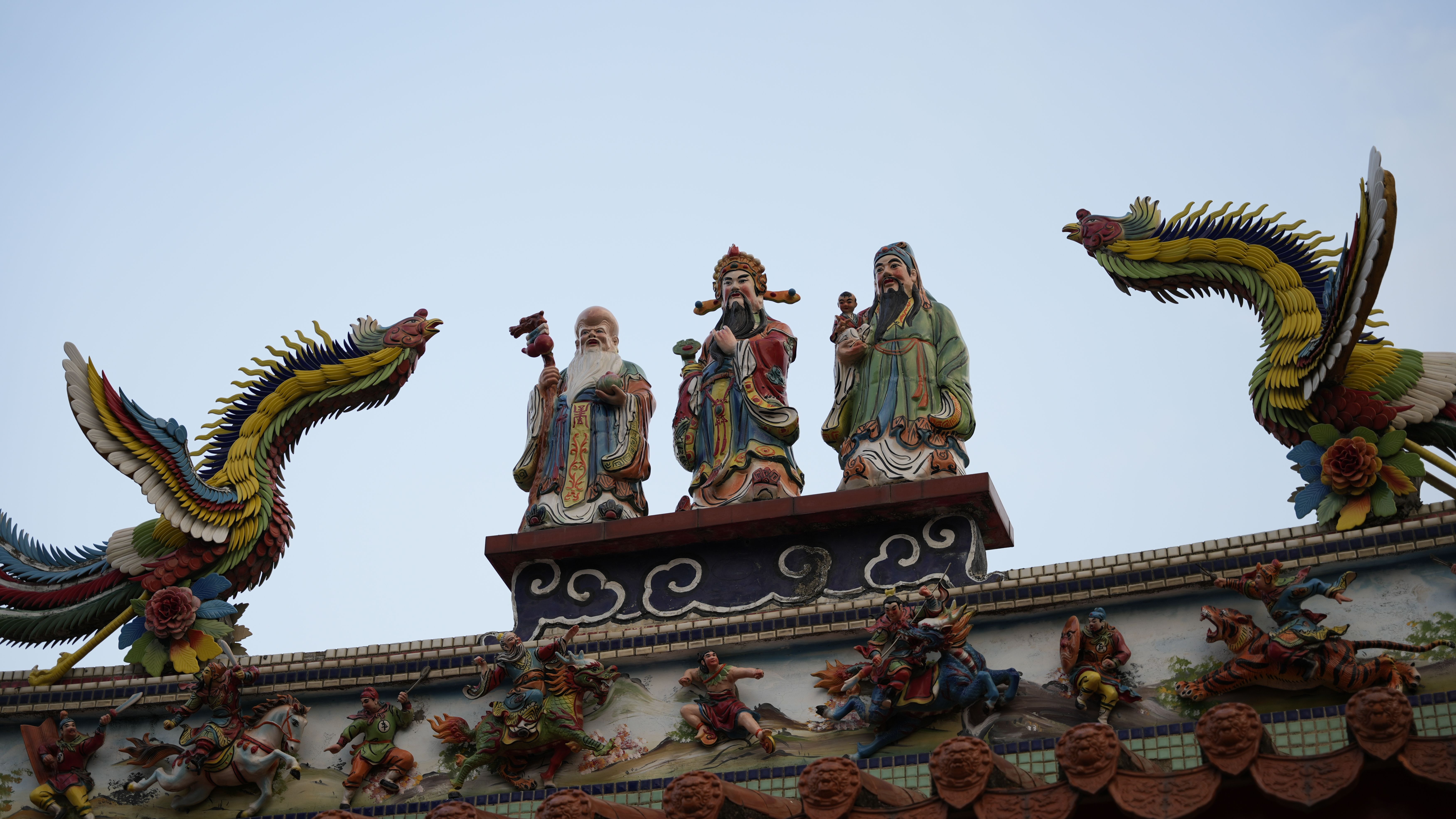 A group of statues on top of a roof · Free Stock Photo