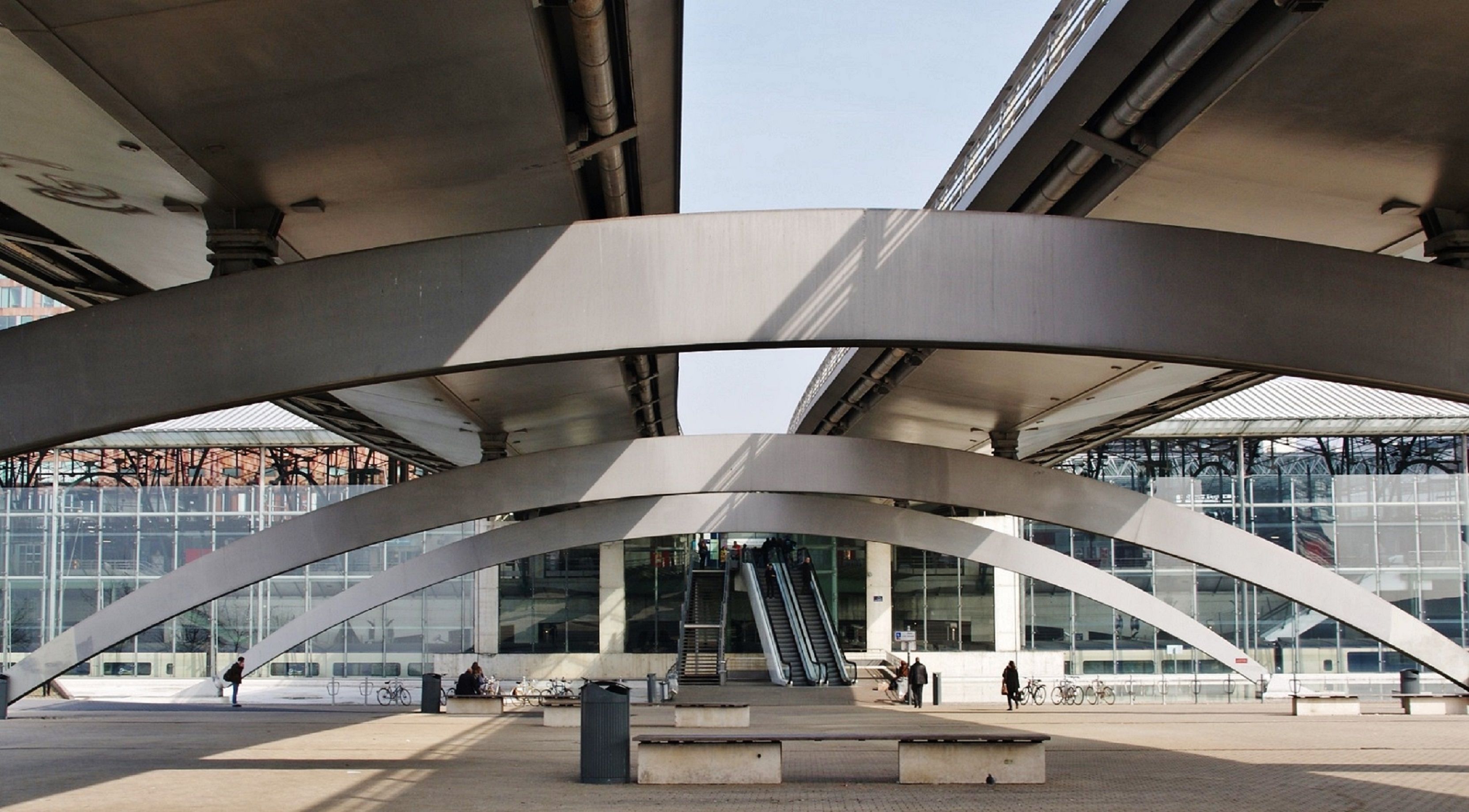 A large metal structure with a curved roof · Free Stock Photo